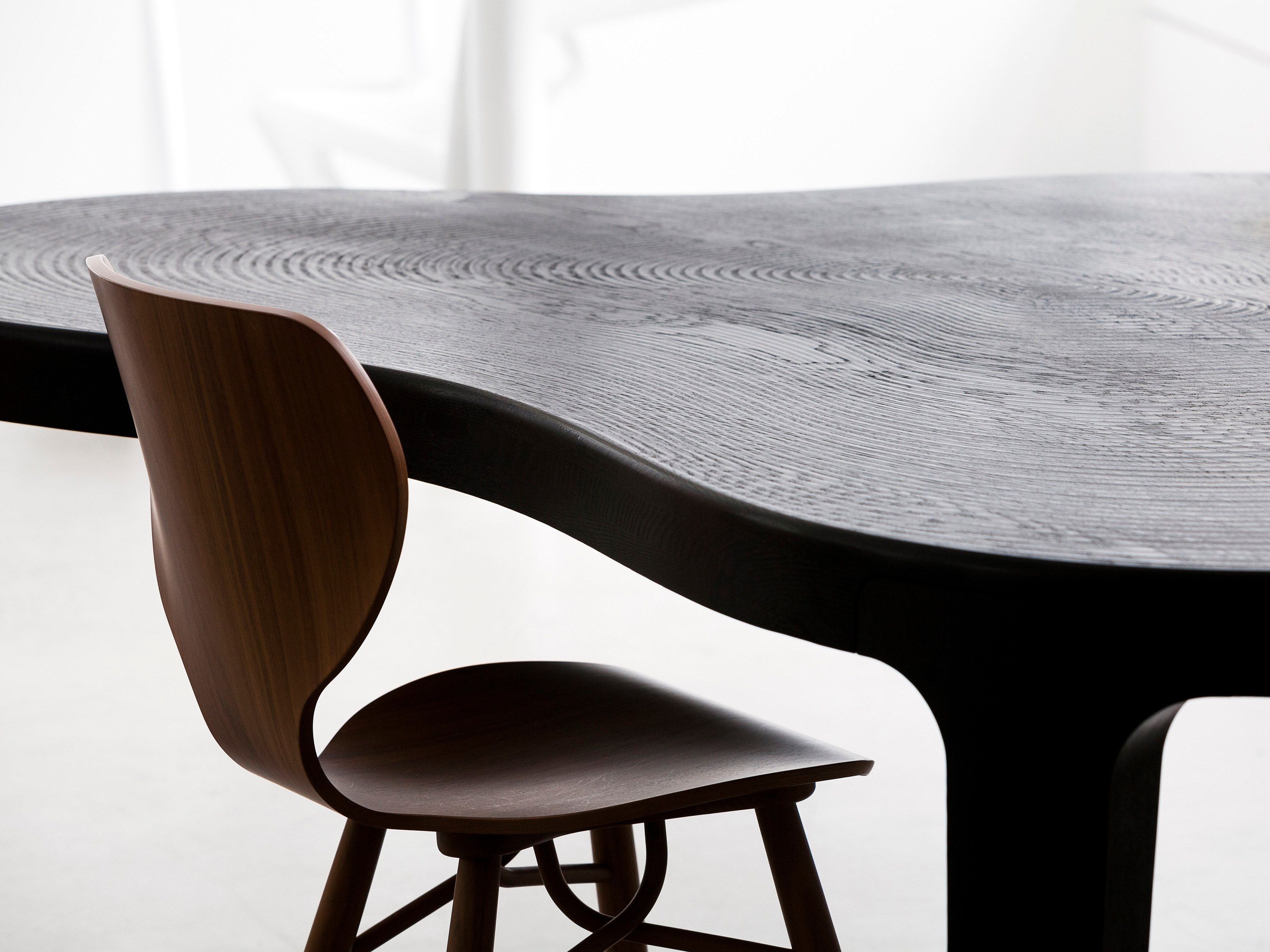 ISOLA | Dining table By Linteloo design Roderick Vos