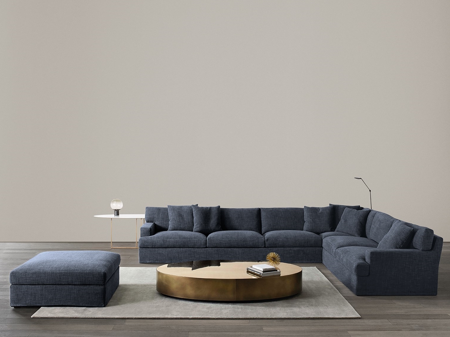 JAMES Divano angolare in tessuto By Meridiani | design Andrea Parisio