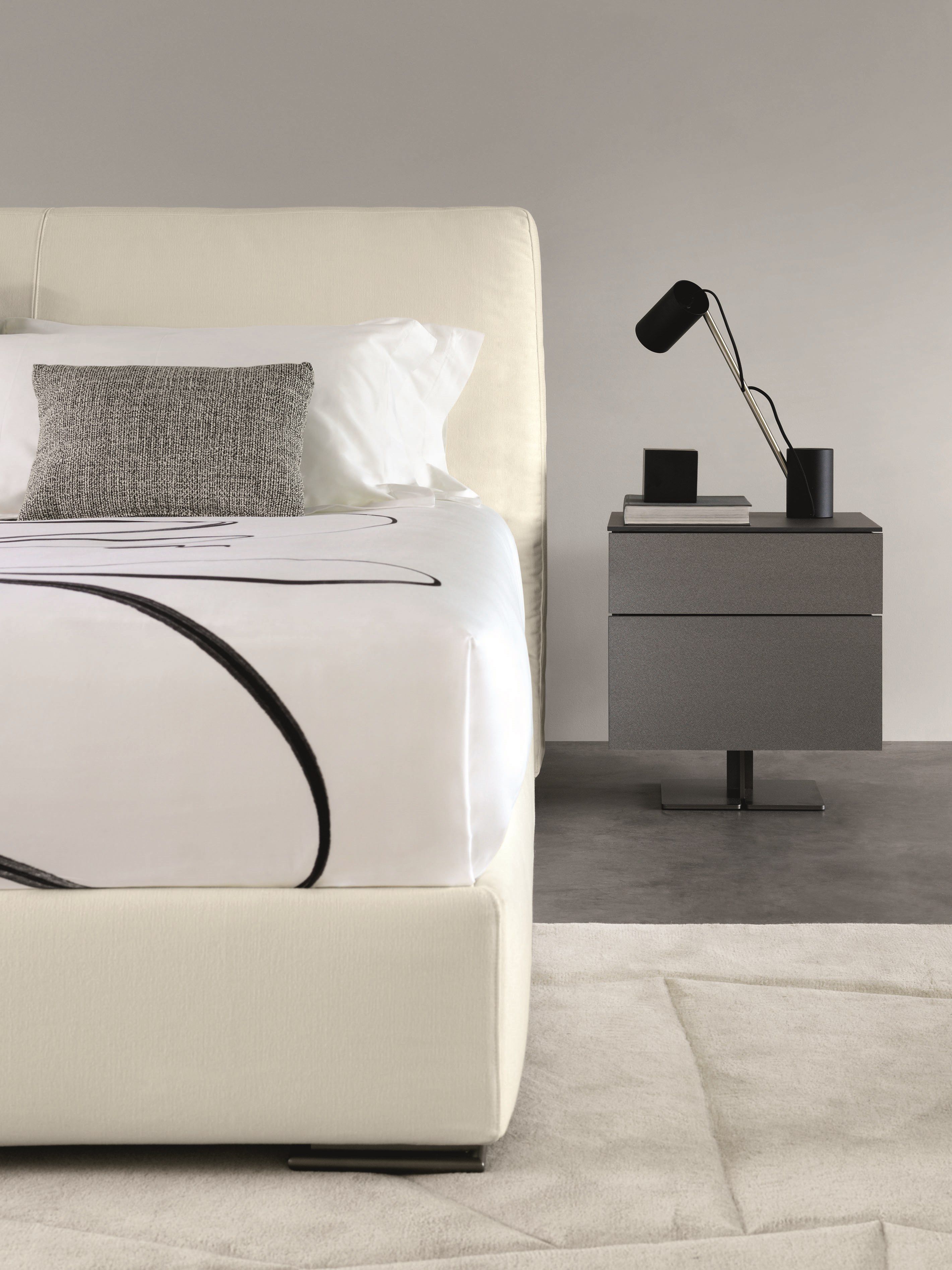 JUTA | Comodino con cassetti By Flou