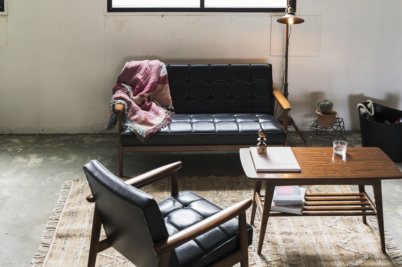 K CHAIR | Leather easy chair By KARIMOKU