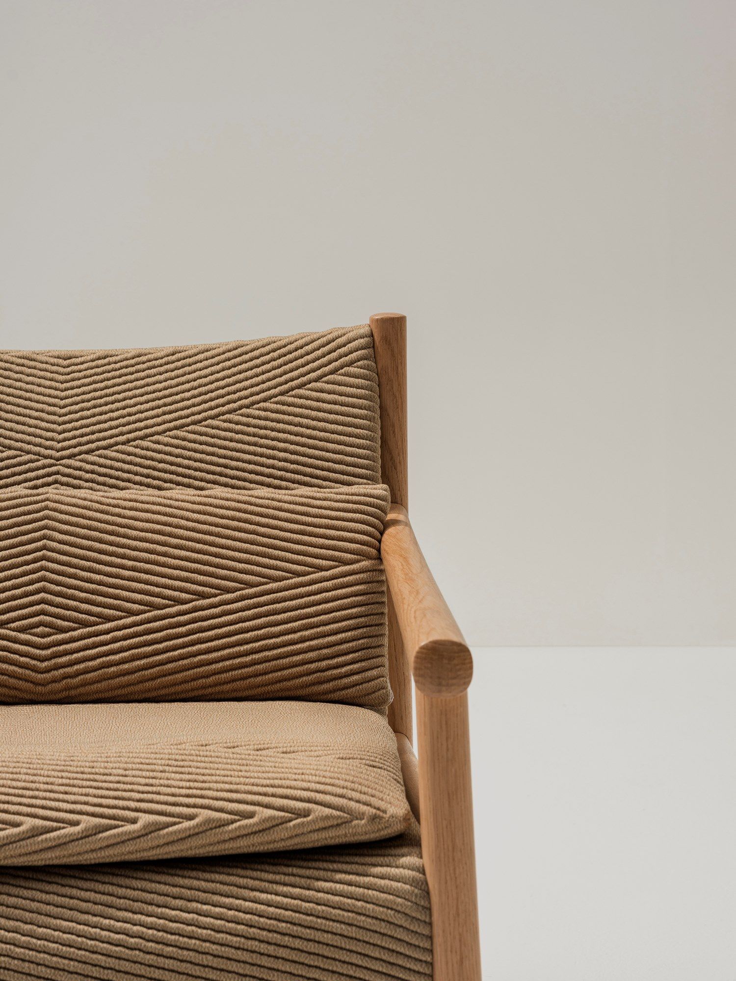 KATA Armchair with armrests By Arper
