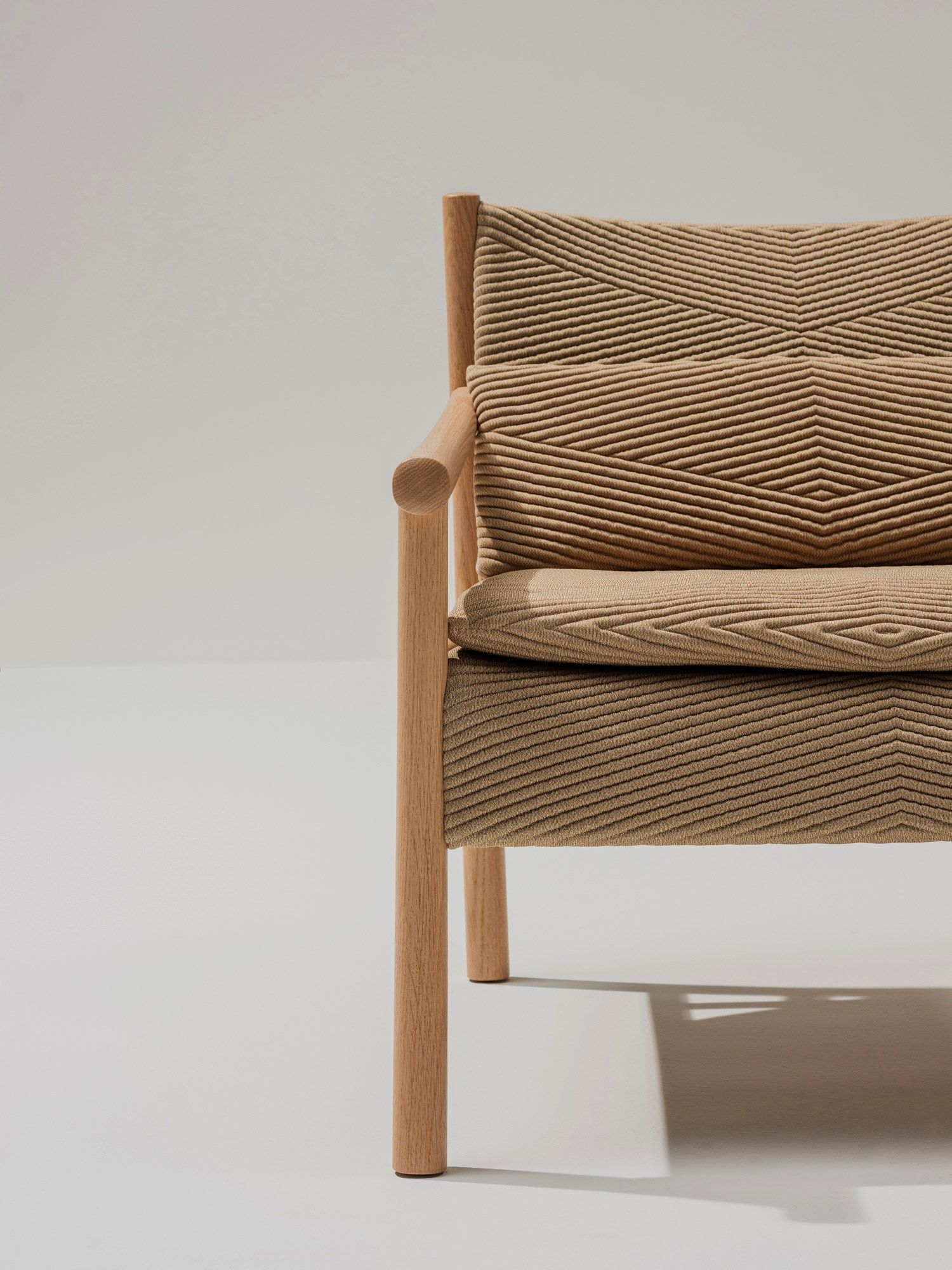 KATA Armchair with armrests By Arper