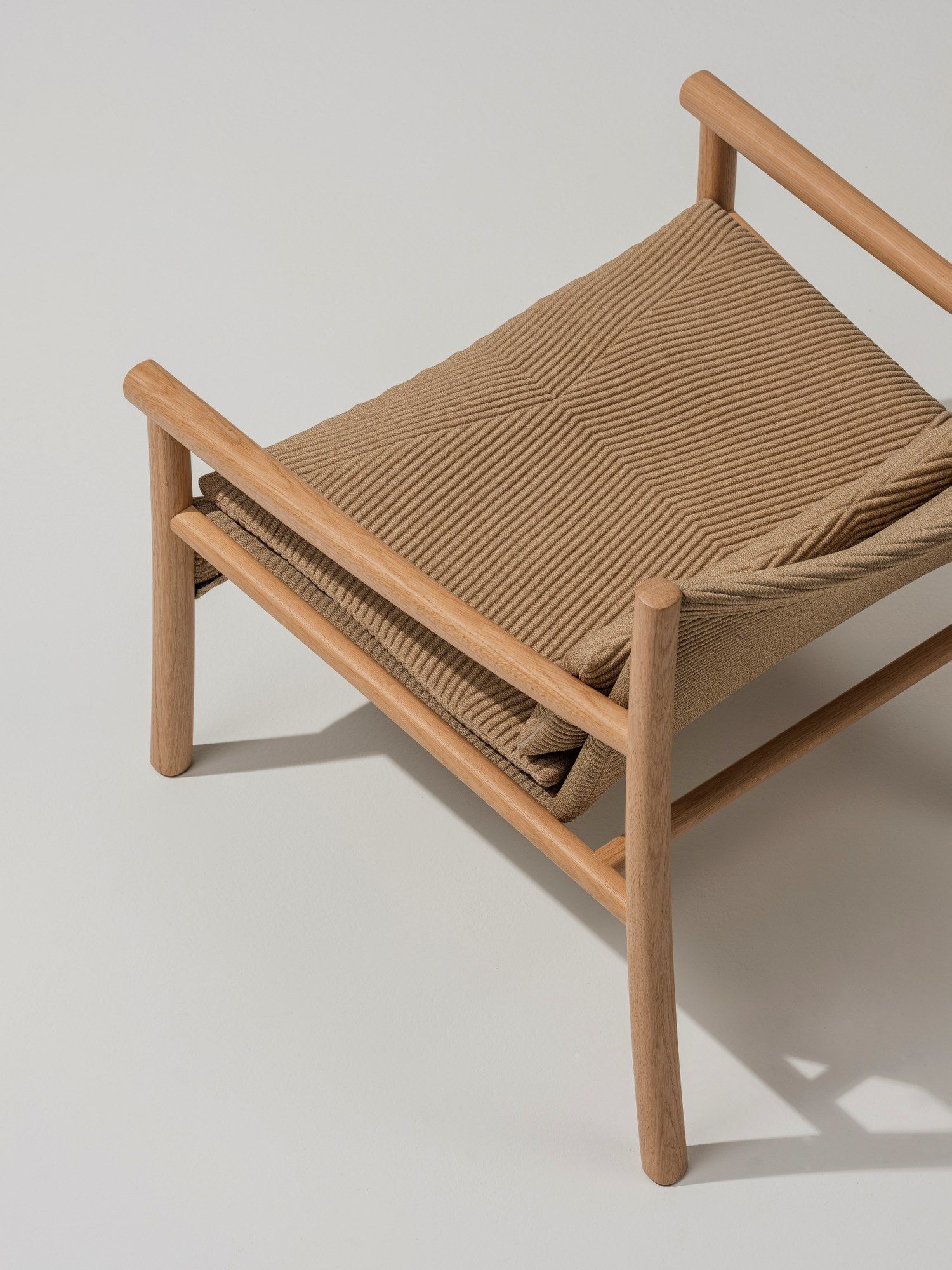 KATA Armchair with armrests By Arper