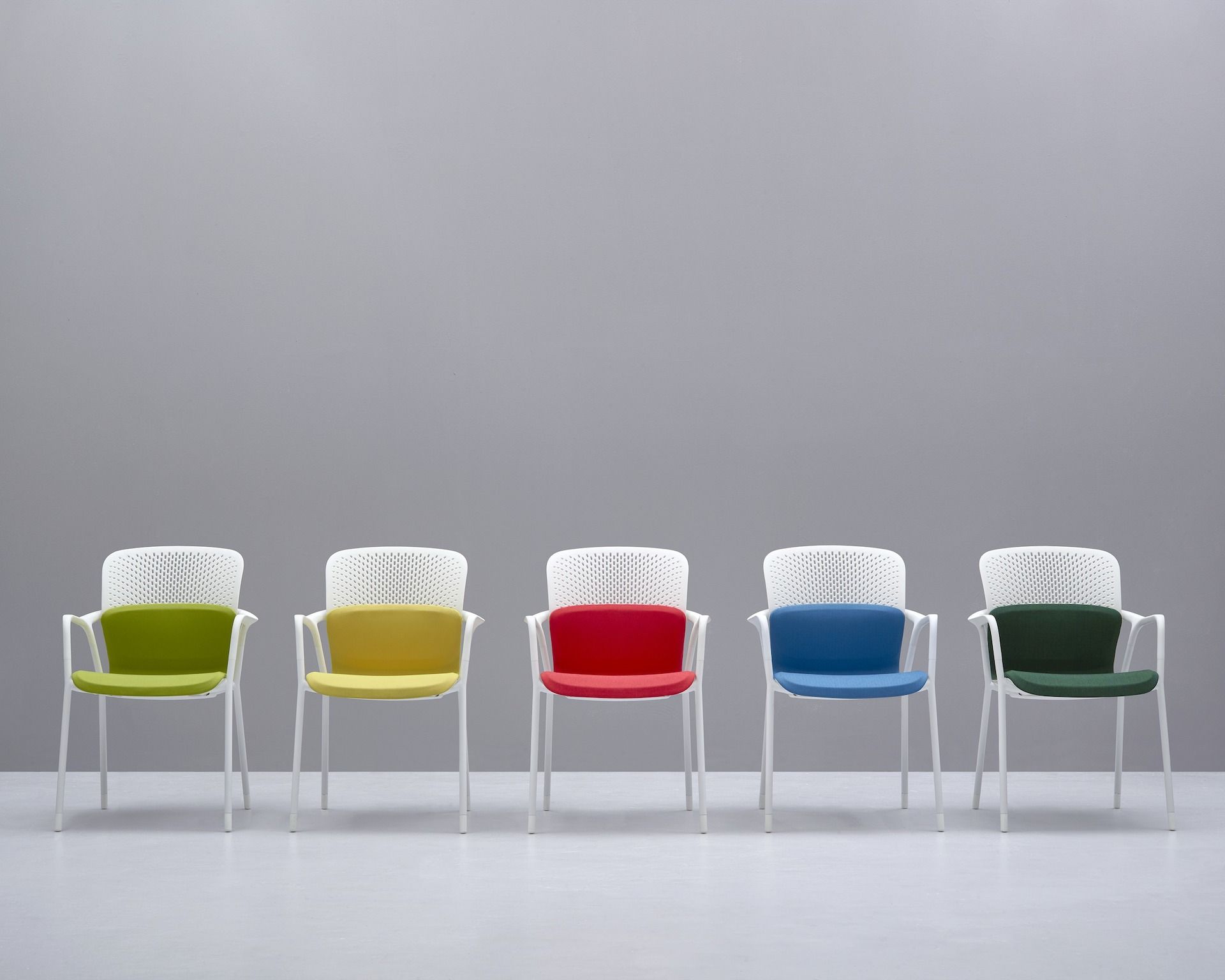 KEYN Stackable chair with armrests By Herman Miller | design forpeople