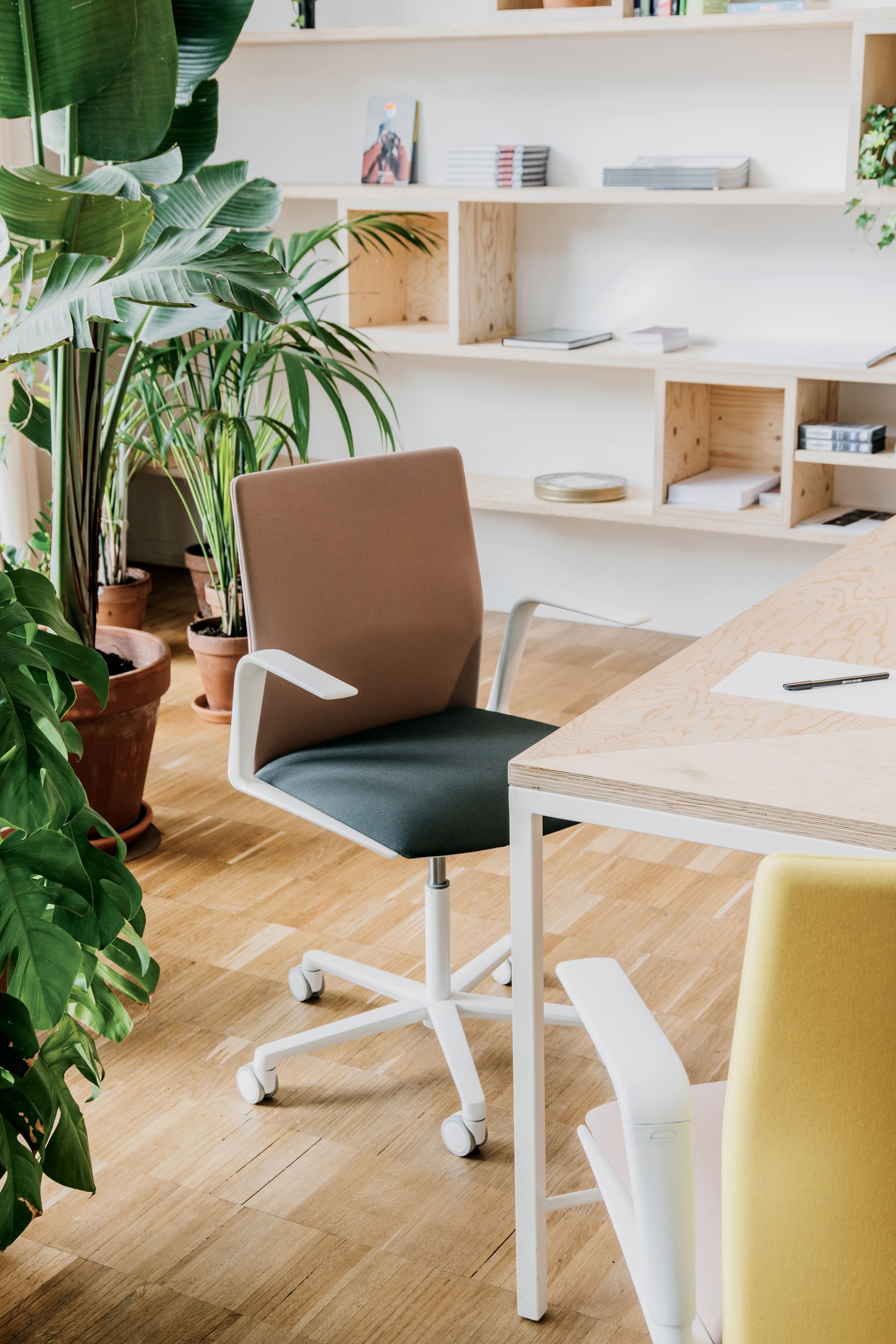 KINESIT Swivel office chair with armrests By Arper | design Lievore ...