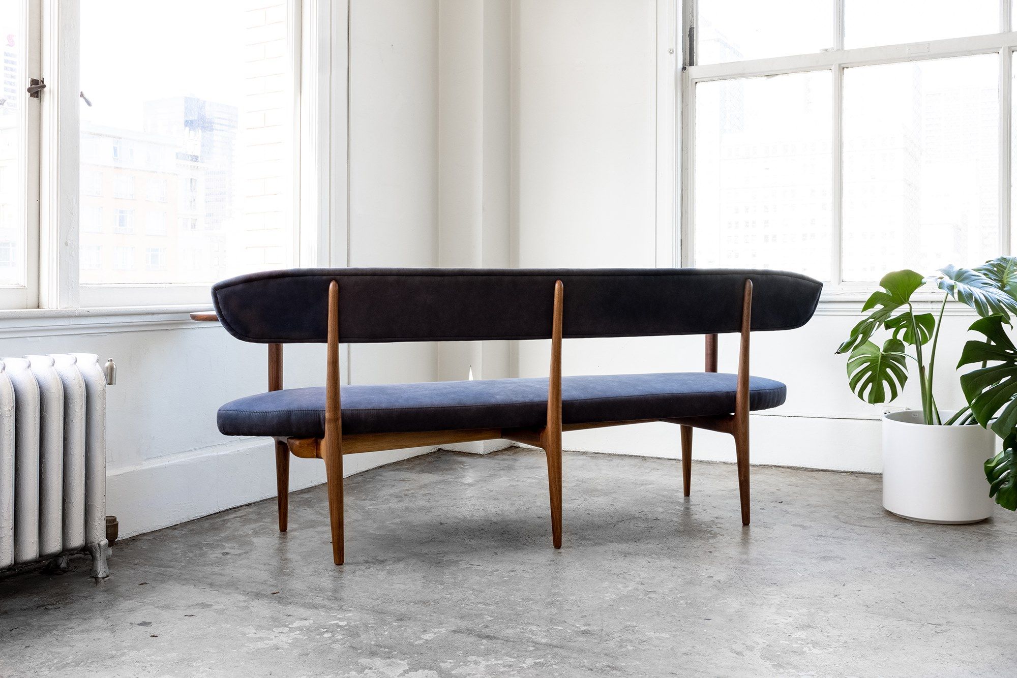 KO Sitzbank aus Walnuss By In Element Designs | design Seiji Kuwabara