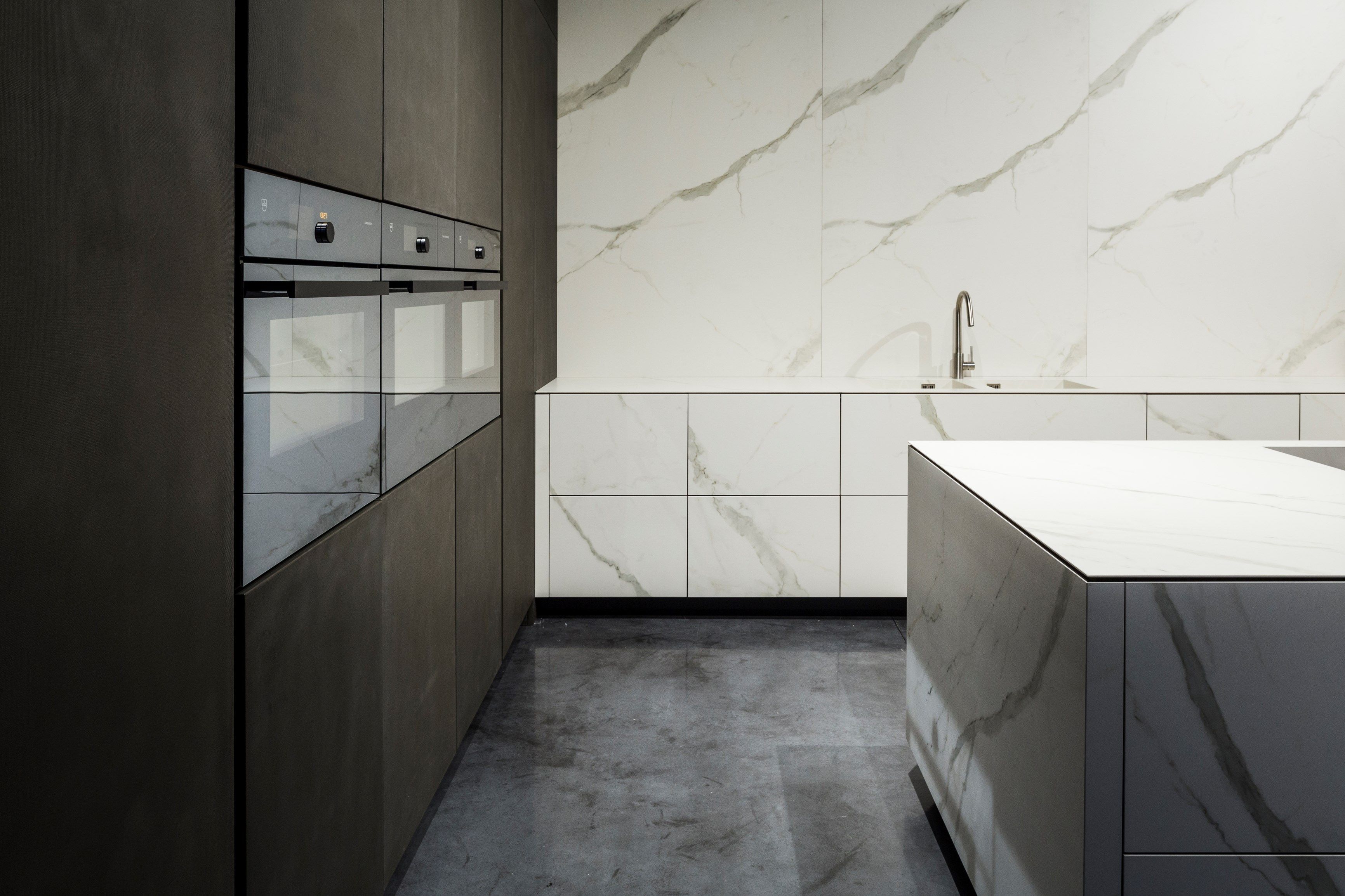 KUBE | Kitchen with island By RIFRA