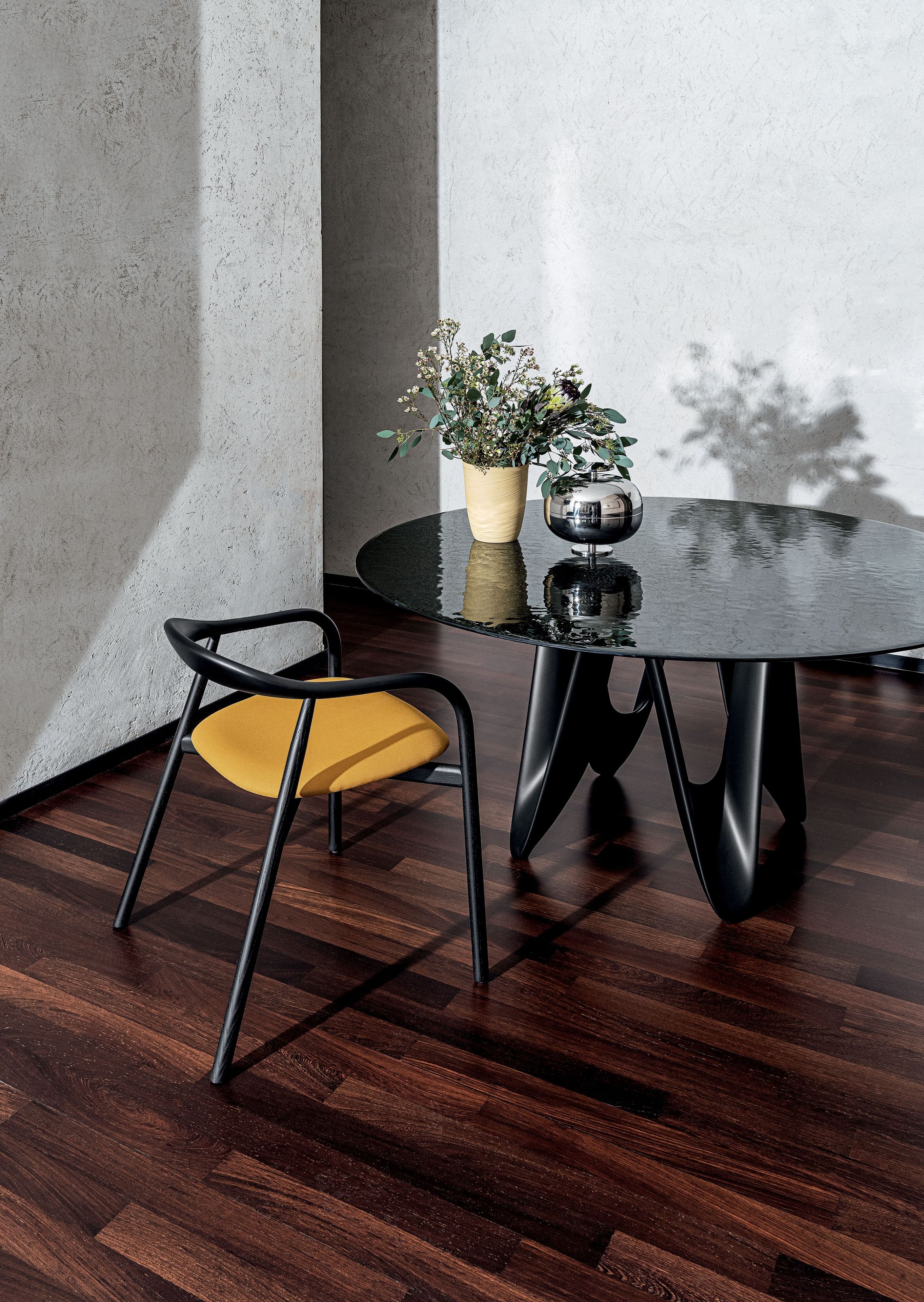 LAMBDA Round glass table By Sovet italia | design Gianluigi Landoni