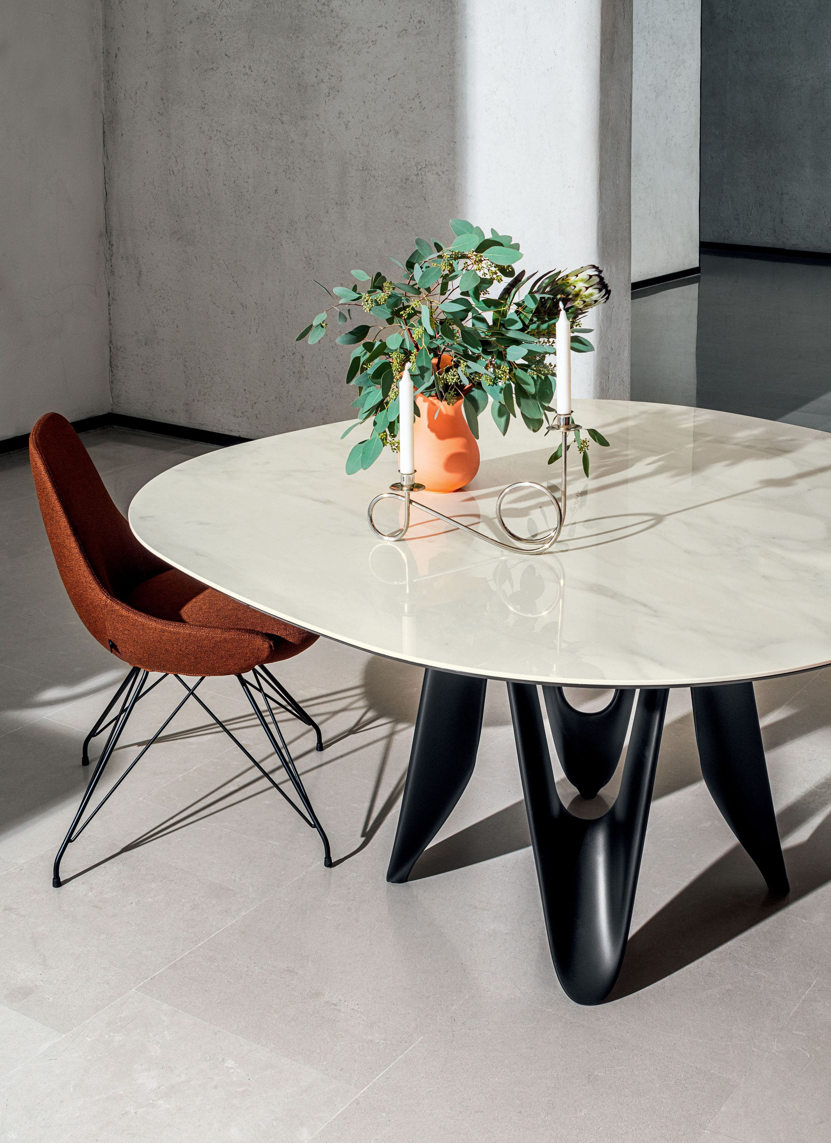 LAMBDA Round glass table By Sovet italia | design Gianluigi Landoni