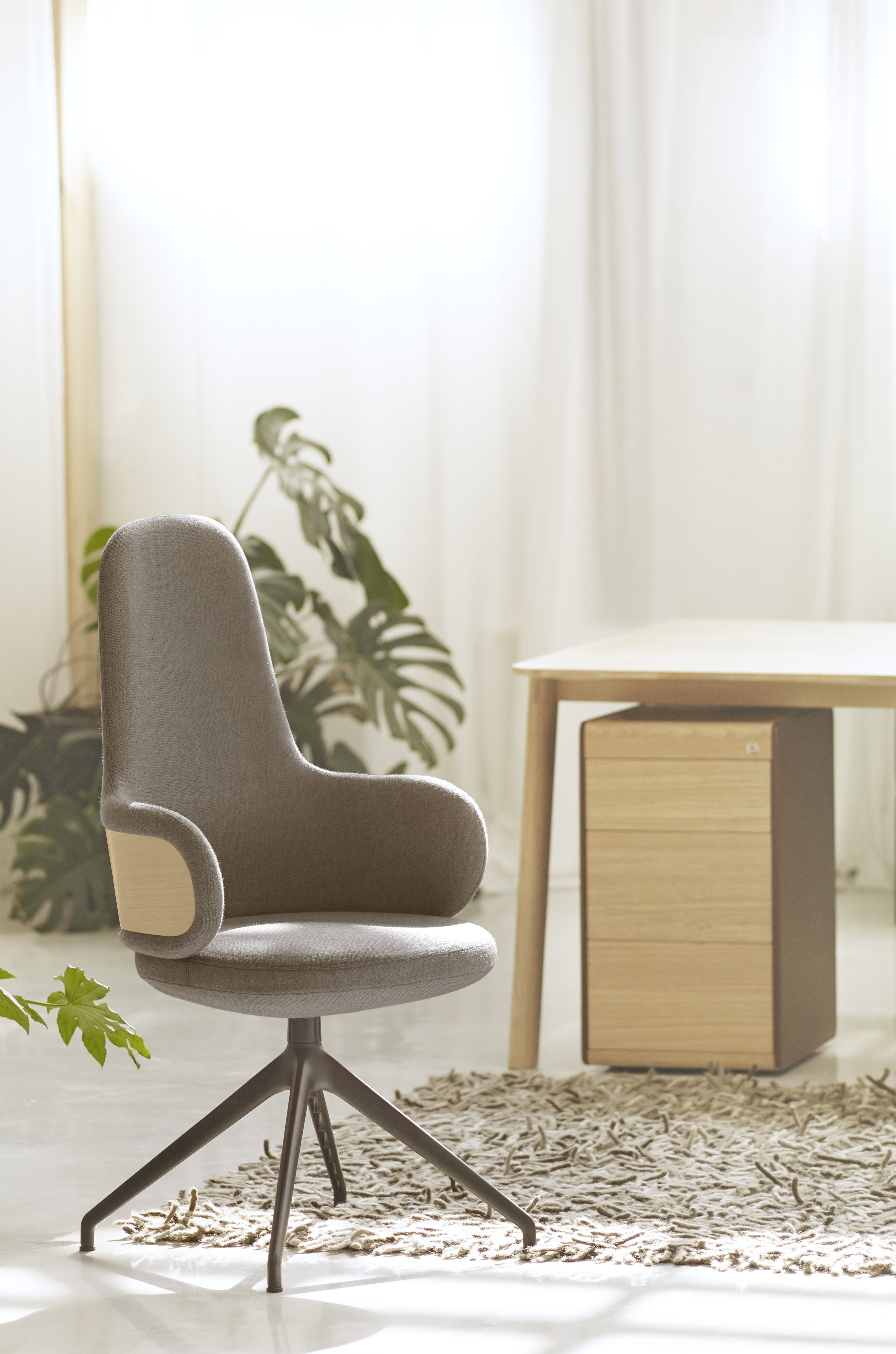 LAN Swivel office chair with castors with 5-Spoke base By ALKI