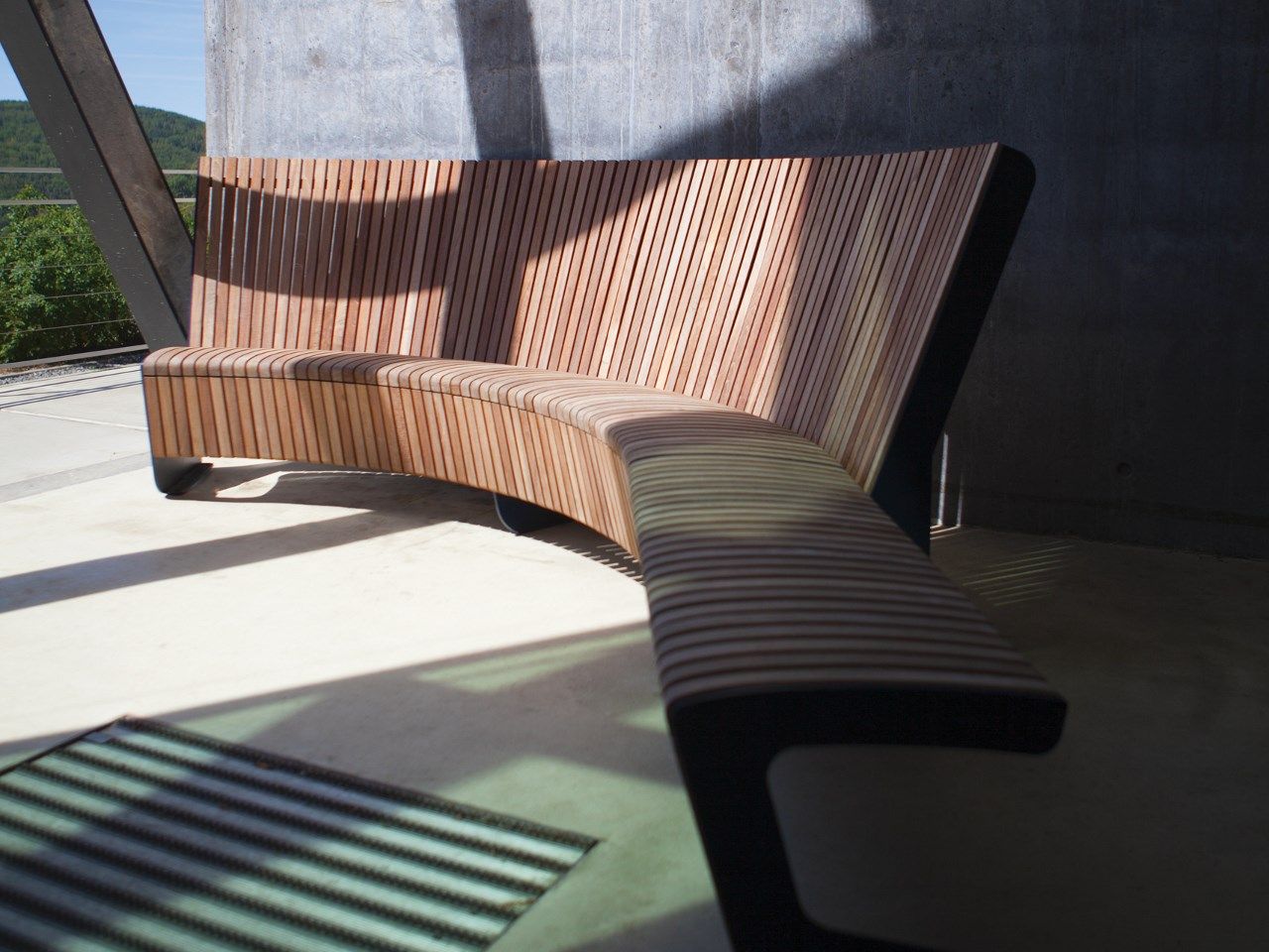 Curved Bench with back LANDSCAPE COMPACT By mmcité1 design David Karásek