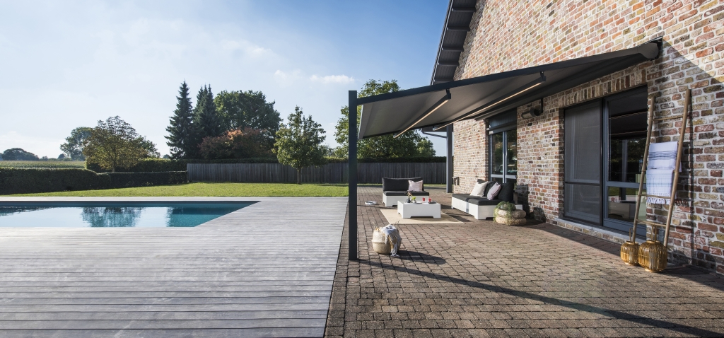 LAPURE® Motorized sliding awning By RENSON