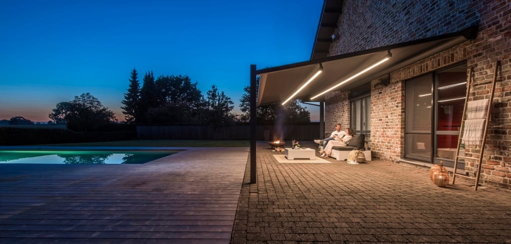 LAPURE® Motorized sliding awning By RENSON