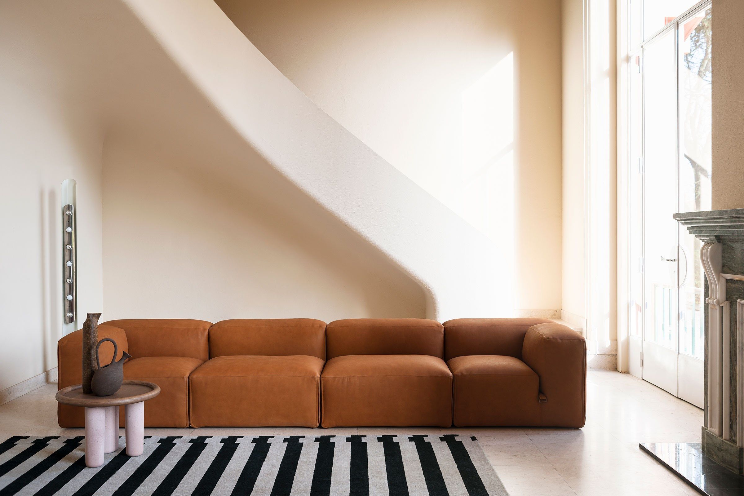 LE MURA Modular leather sofa By Tacchini | design Mario Bellini
