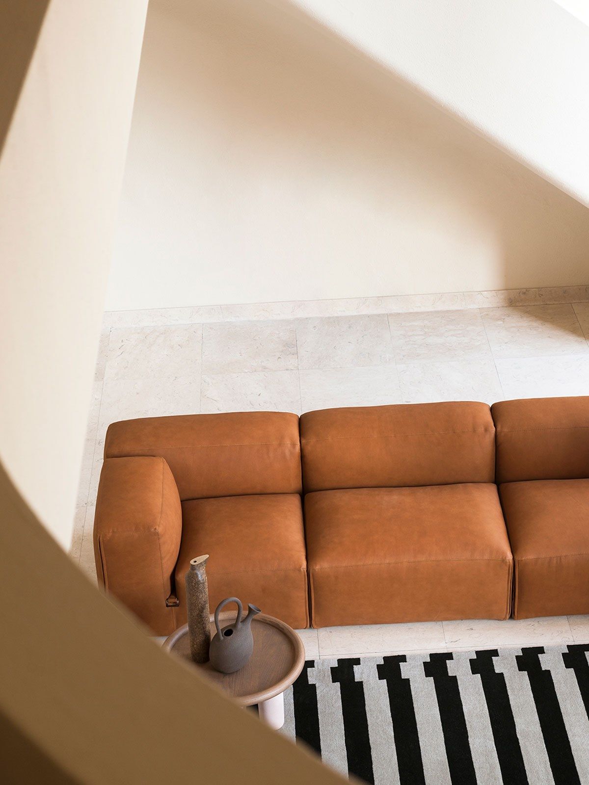 LE MURA Modular leather sofa By Tacchini | design Mario Bellini