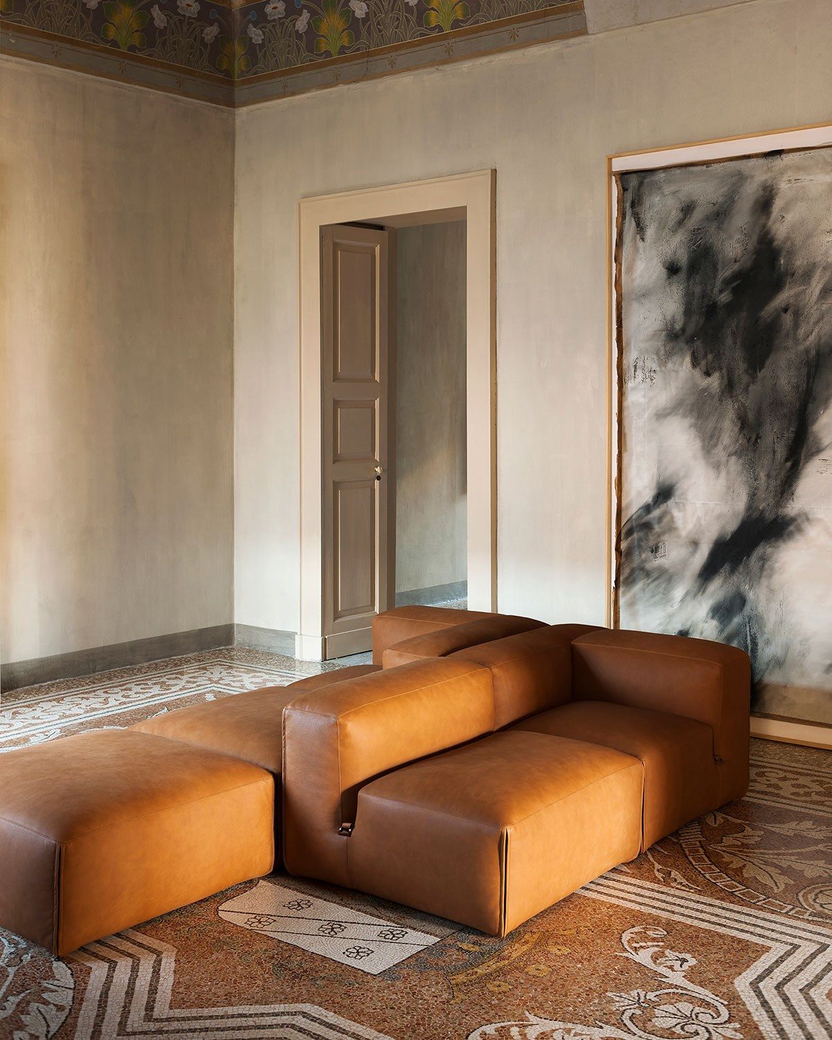 LE MURA Modular leather sofa By Tacchini | design Mario Bellini