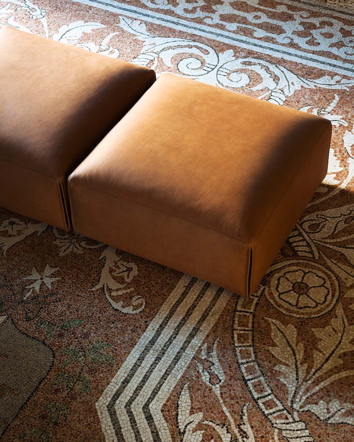 LE MURA Modular leather sofa By Tacchini | design Mario Bellini