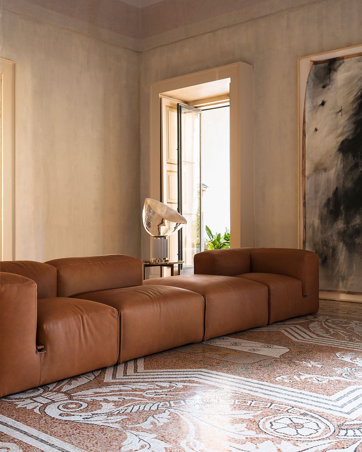 LE MURA Modular leather sofa By Tacchini | design Mario Bellini