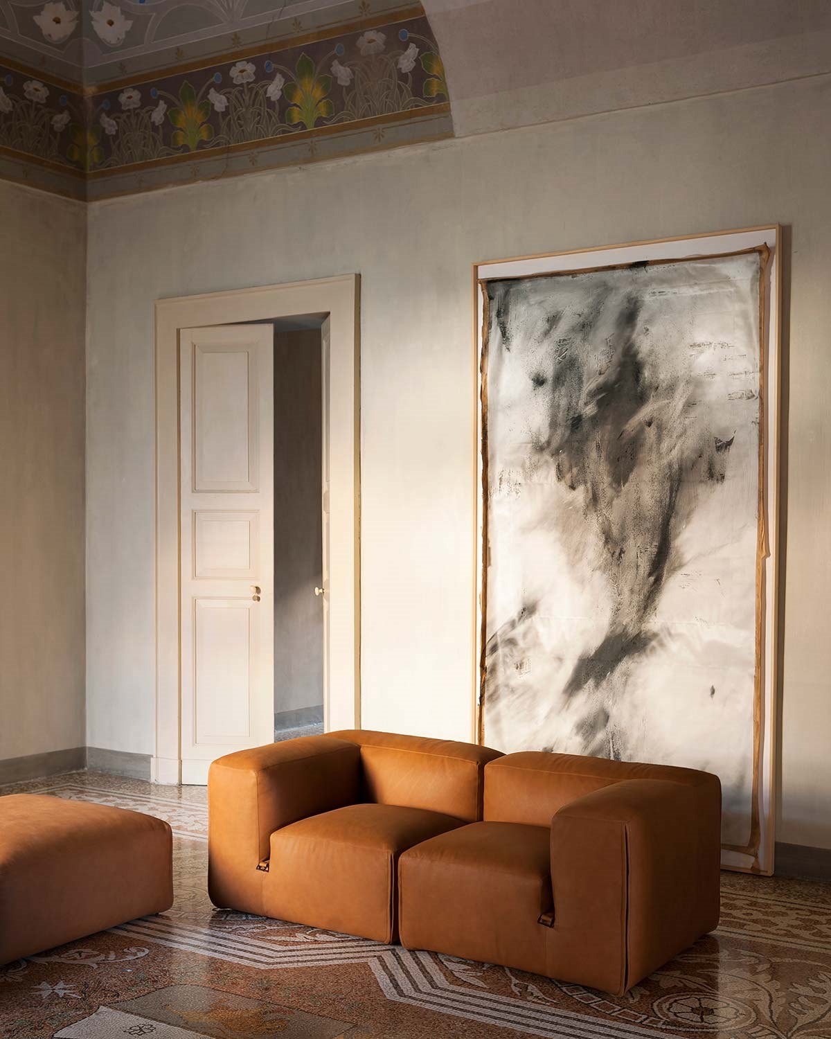 LE MURA Modular leather sofa By Tacchini | design Mario Bellini