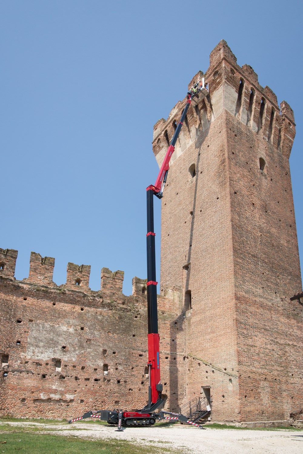 Overhead platform LIGHTLIFT 33.17 PERFORMANCE IIIS By Hinowa