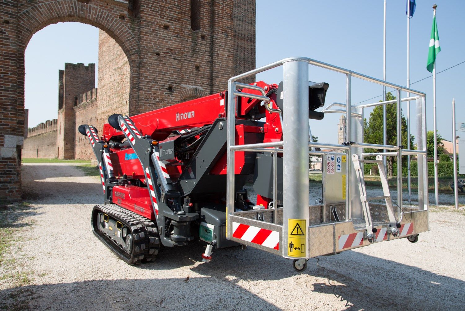 Overhead platform LIGHTLIFT 33.17 PERFORMANCE IIIS By Hinowa