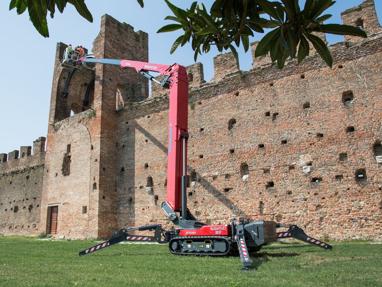 Overhead platform LIGHTLIFT 33.17 PERFORMANCE IIIS By Hinowa