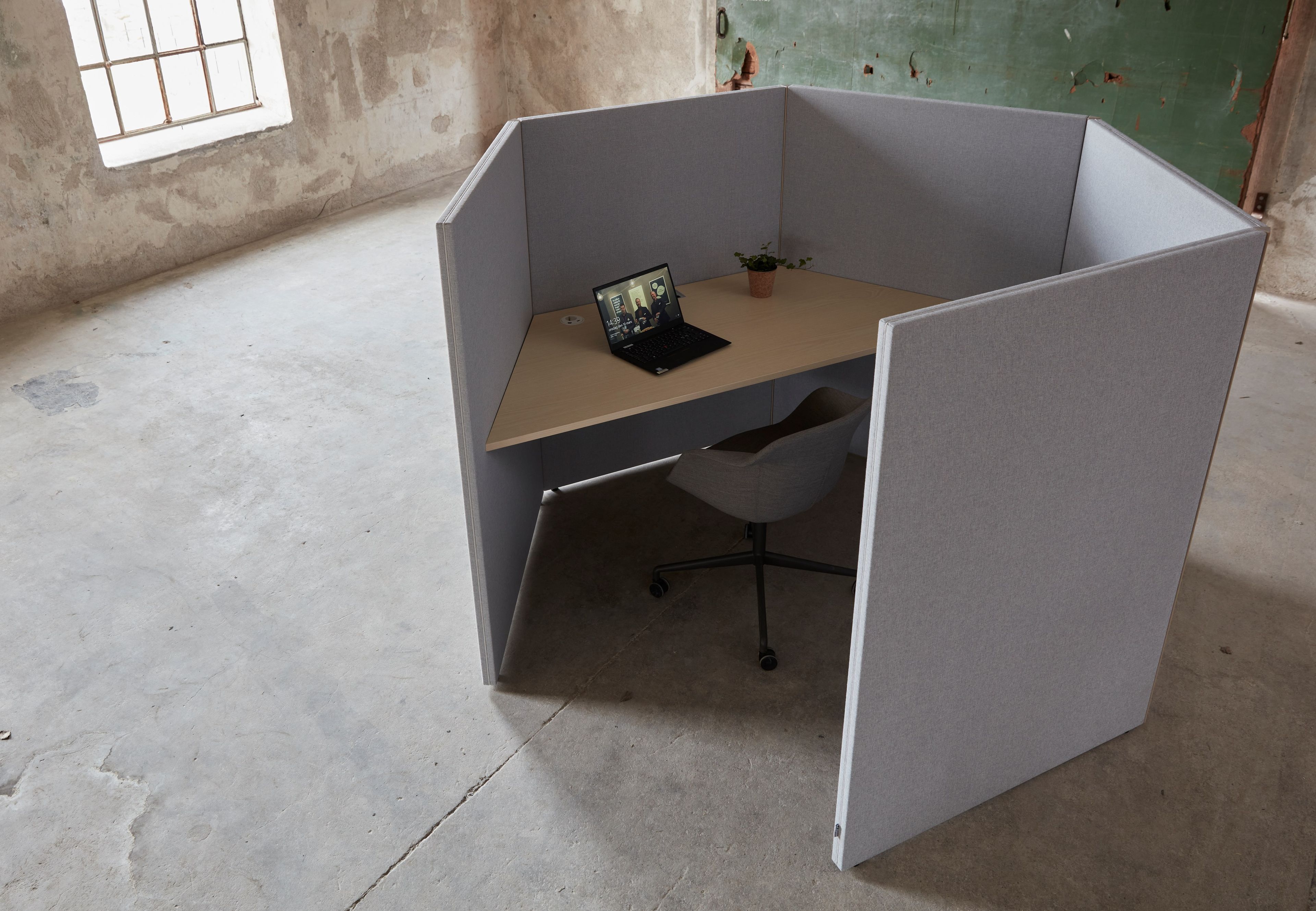LIMBUS HEXAGON WORK BOOTH | Office desk with desk screens By Glimakra of Sweden