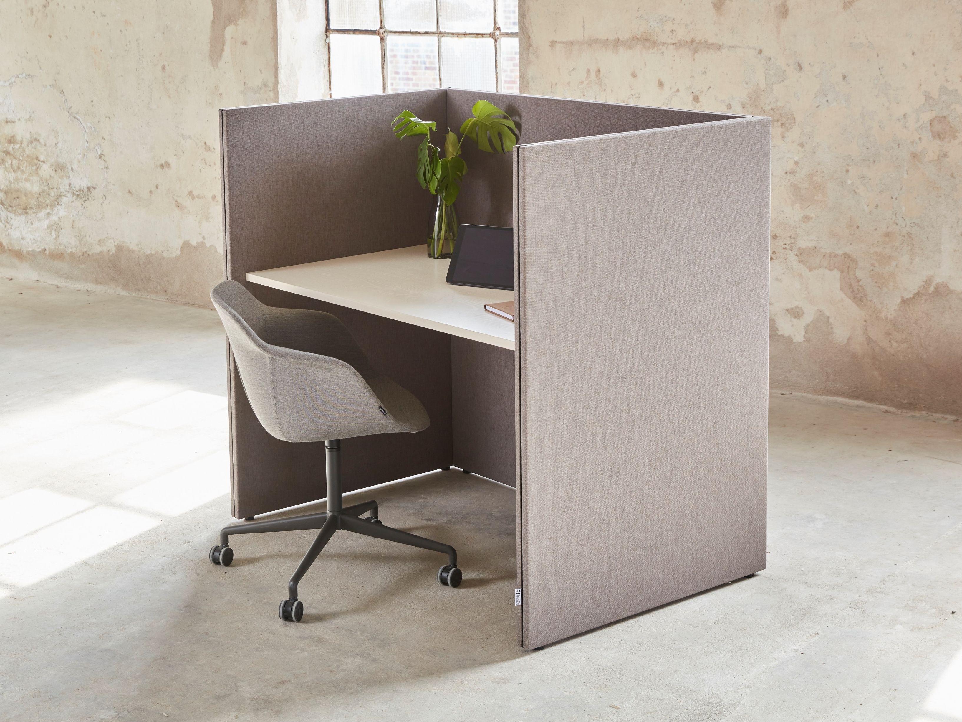LIMBUS WORK BOOTH Office desk with sound absorbing screens By Glimakra ...