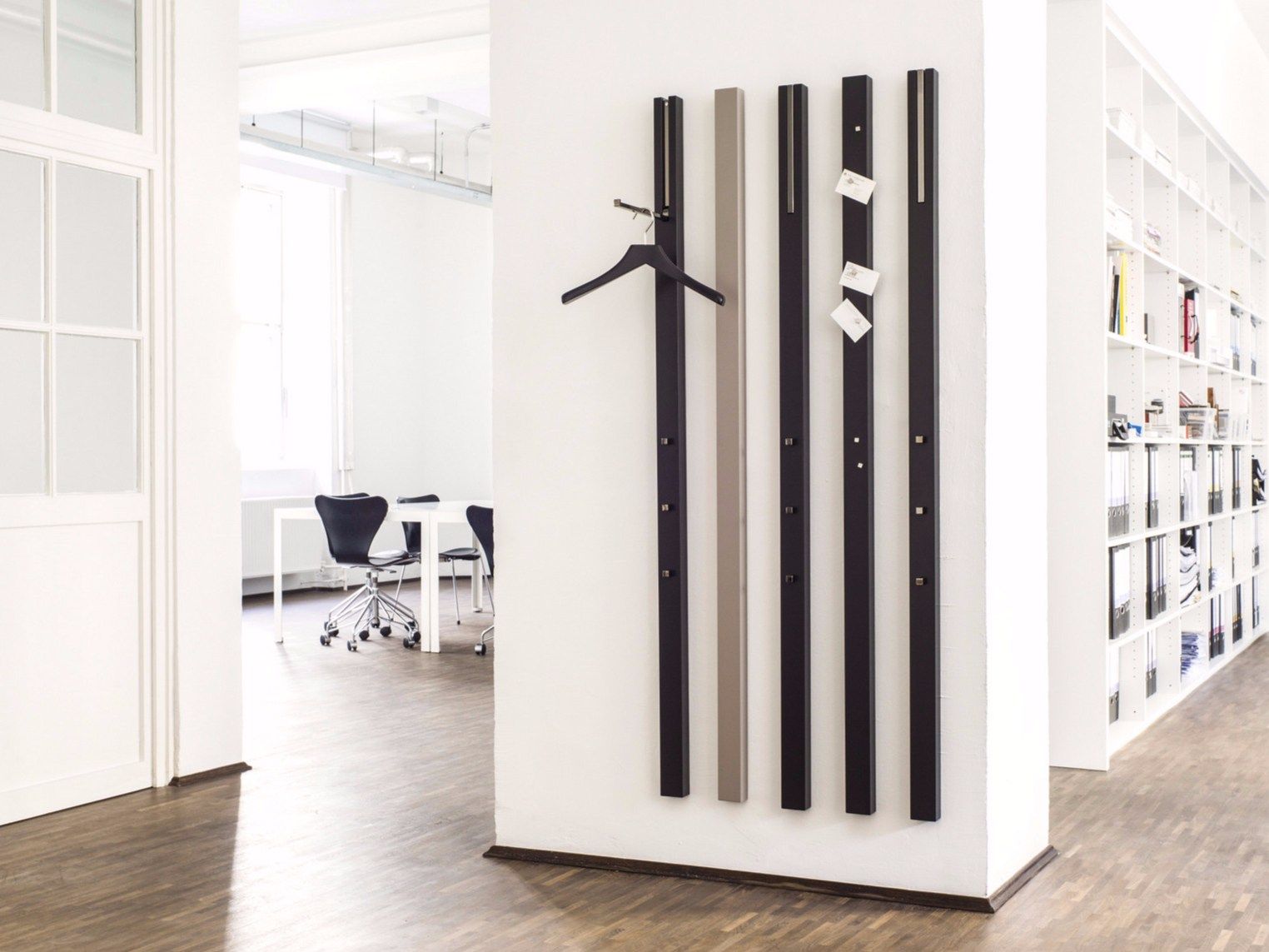 LINE Appendiabiti da parete in MDF By Schönbuch | design Apartment 8