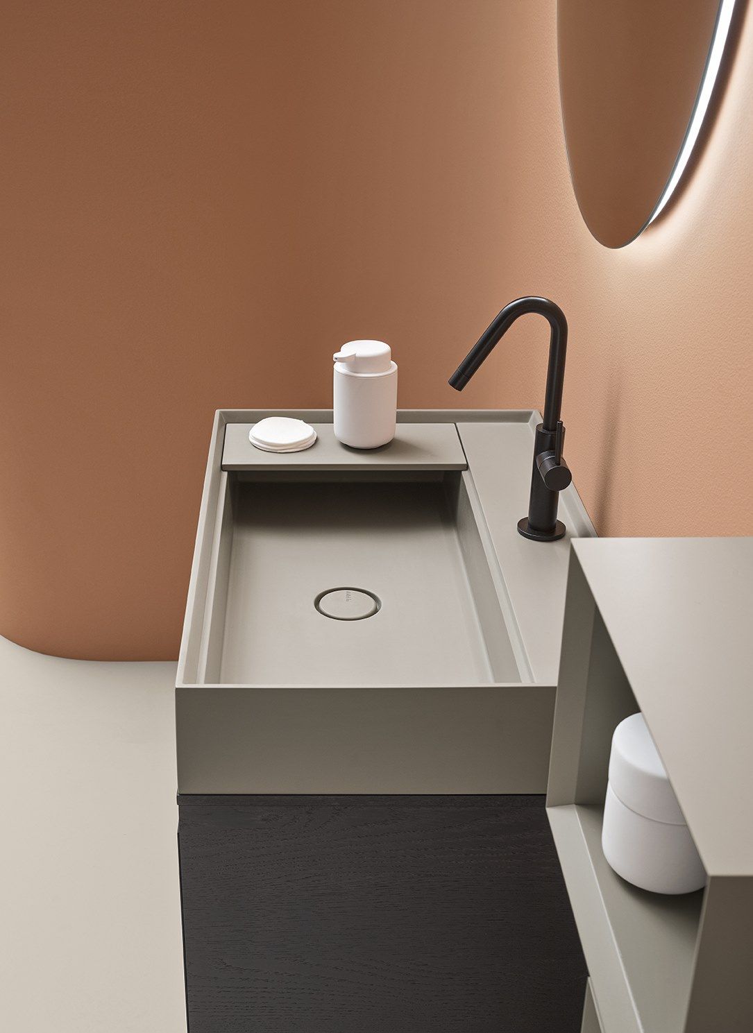 LINEÒ-M Mobile lavabo da terra in legno con porta asciugamani By ARBLU
