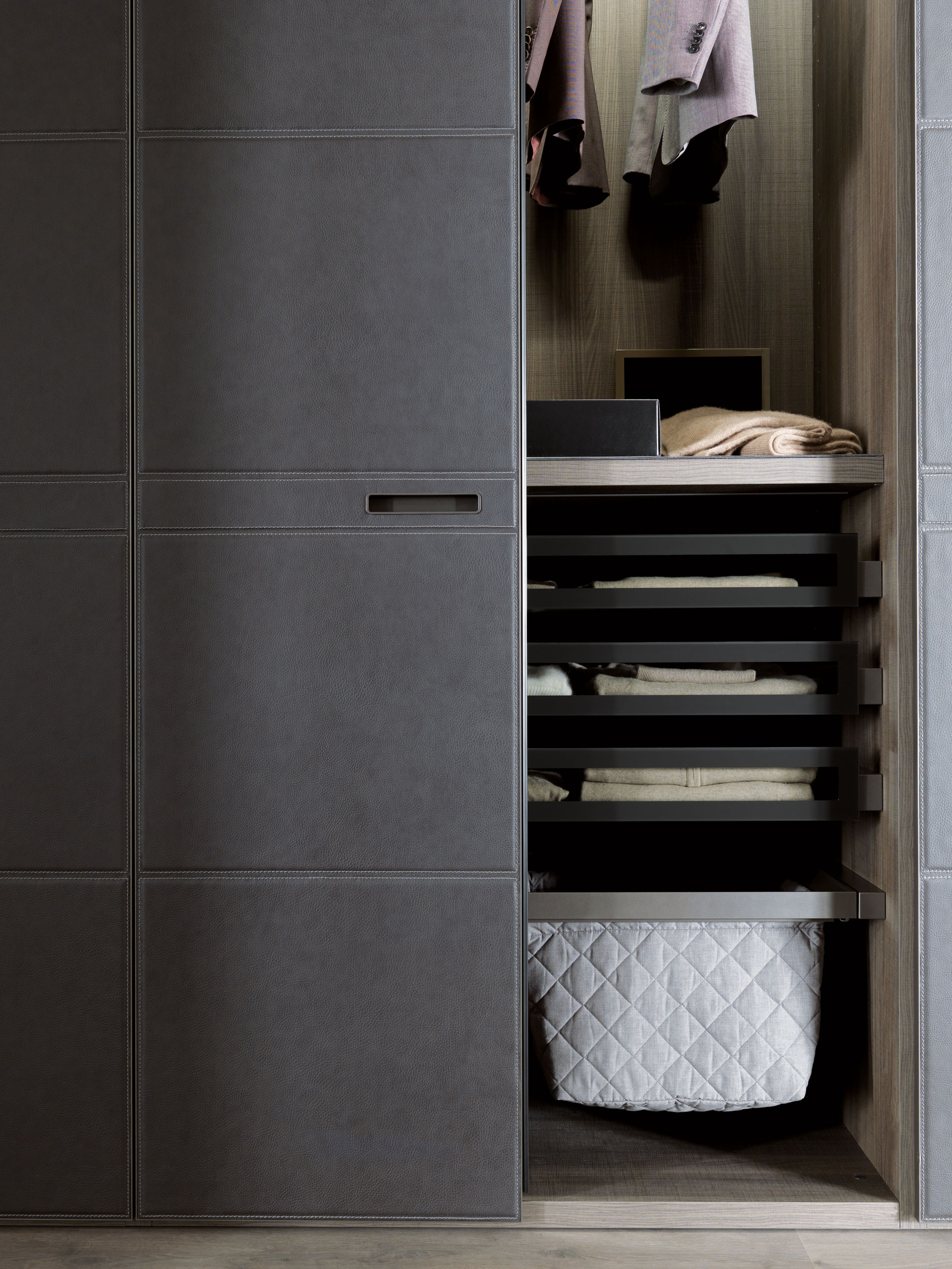 LONDON | Wardrobe with coplanar doors By MisuraEmme