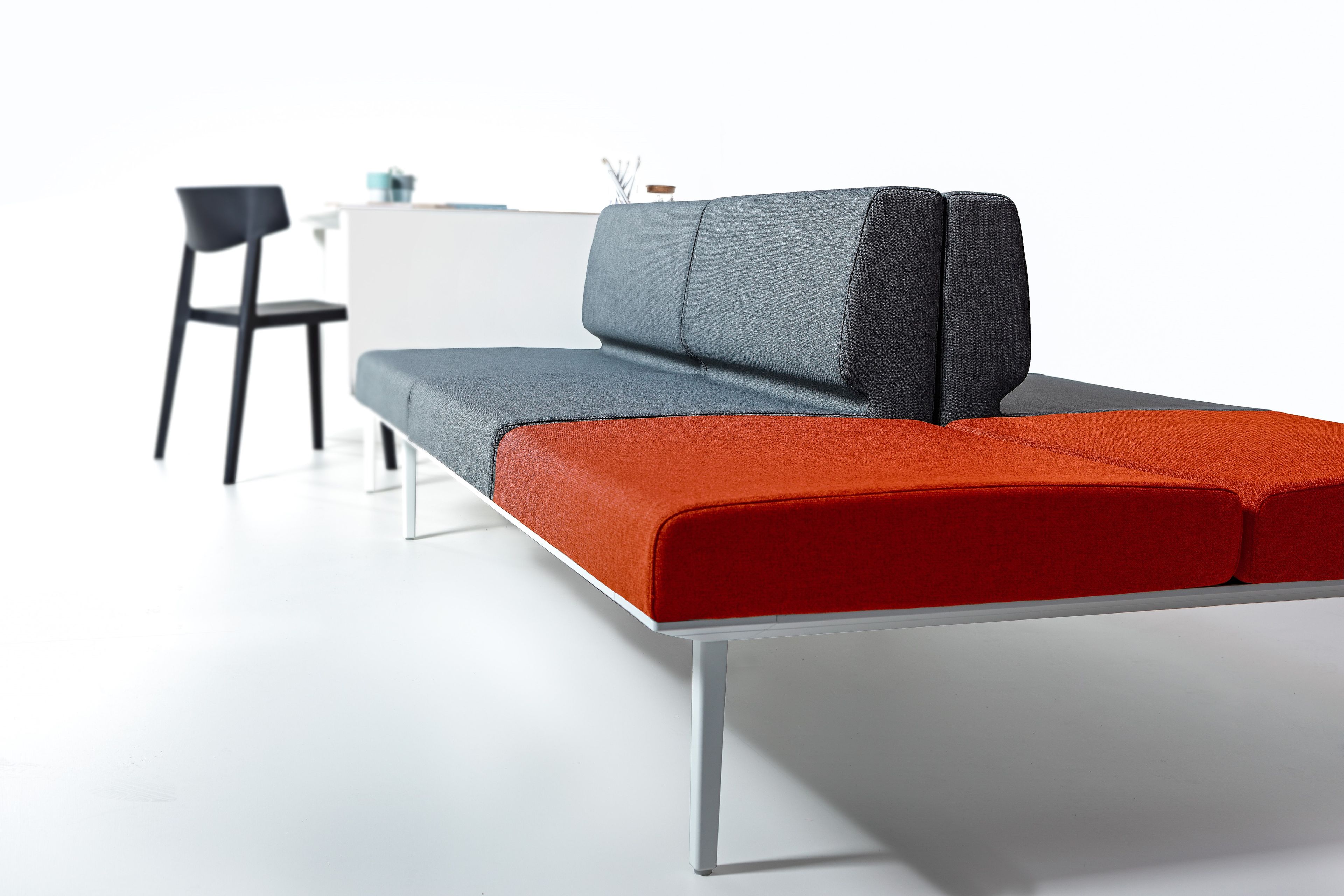 LONGO Meeting table / bench seating By ACTIU | design Ramos&Bassols