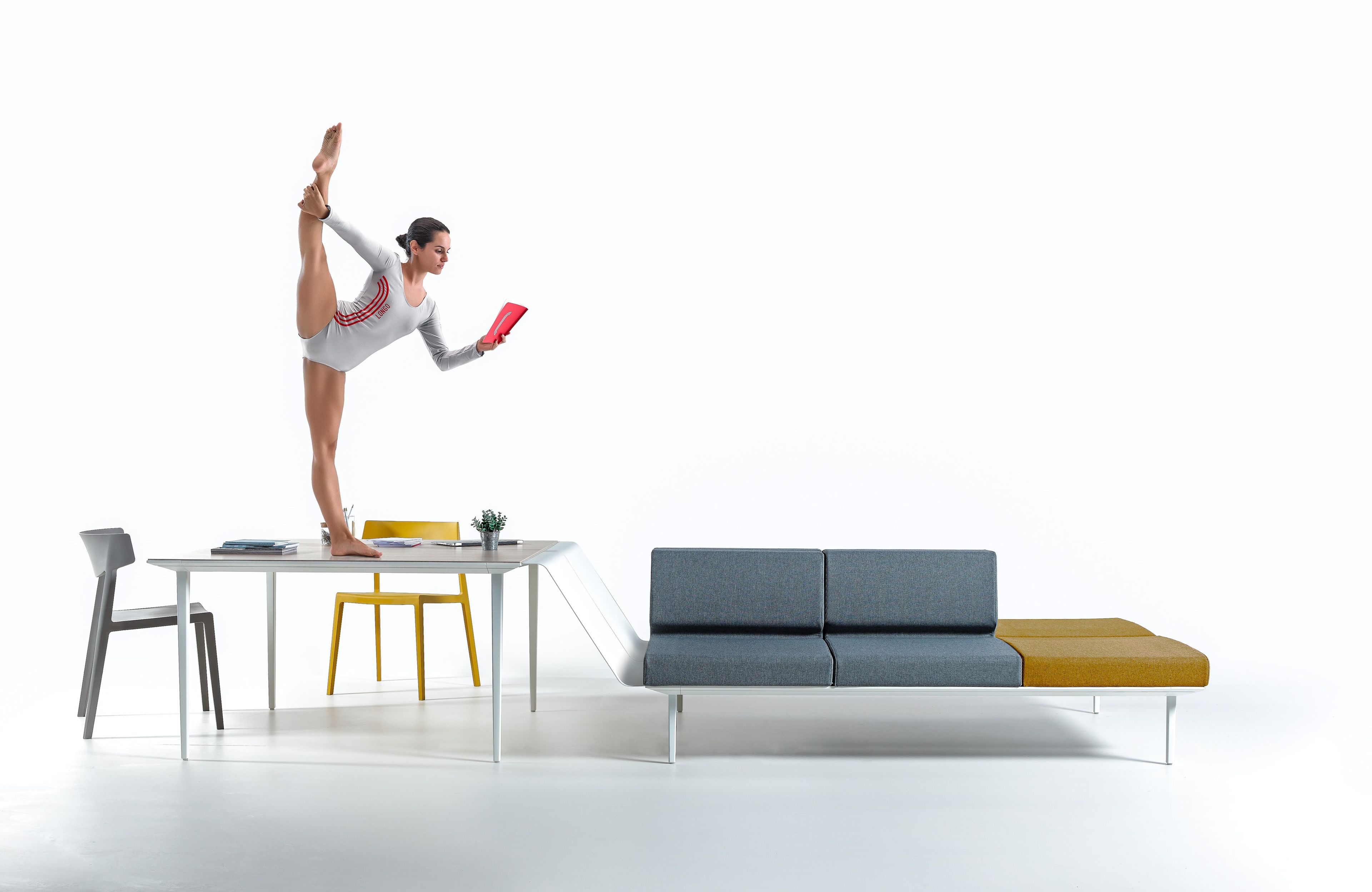 LONGO Meeting table / bench seating By ACTIU | design Ramos&Bassols