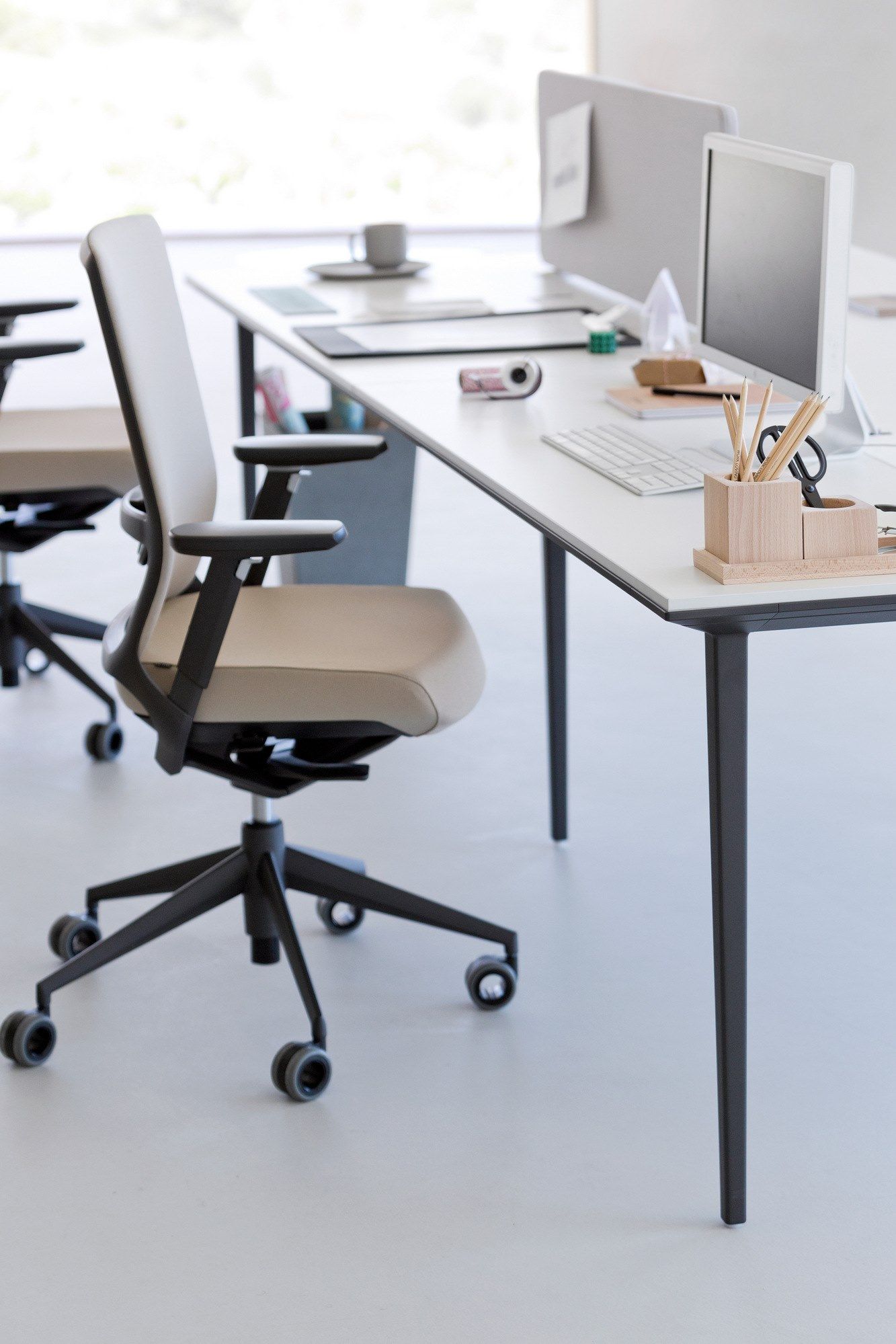 LONGO | Rectangular writing desk By ACTIU design Ramos&Bassols