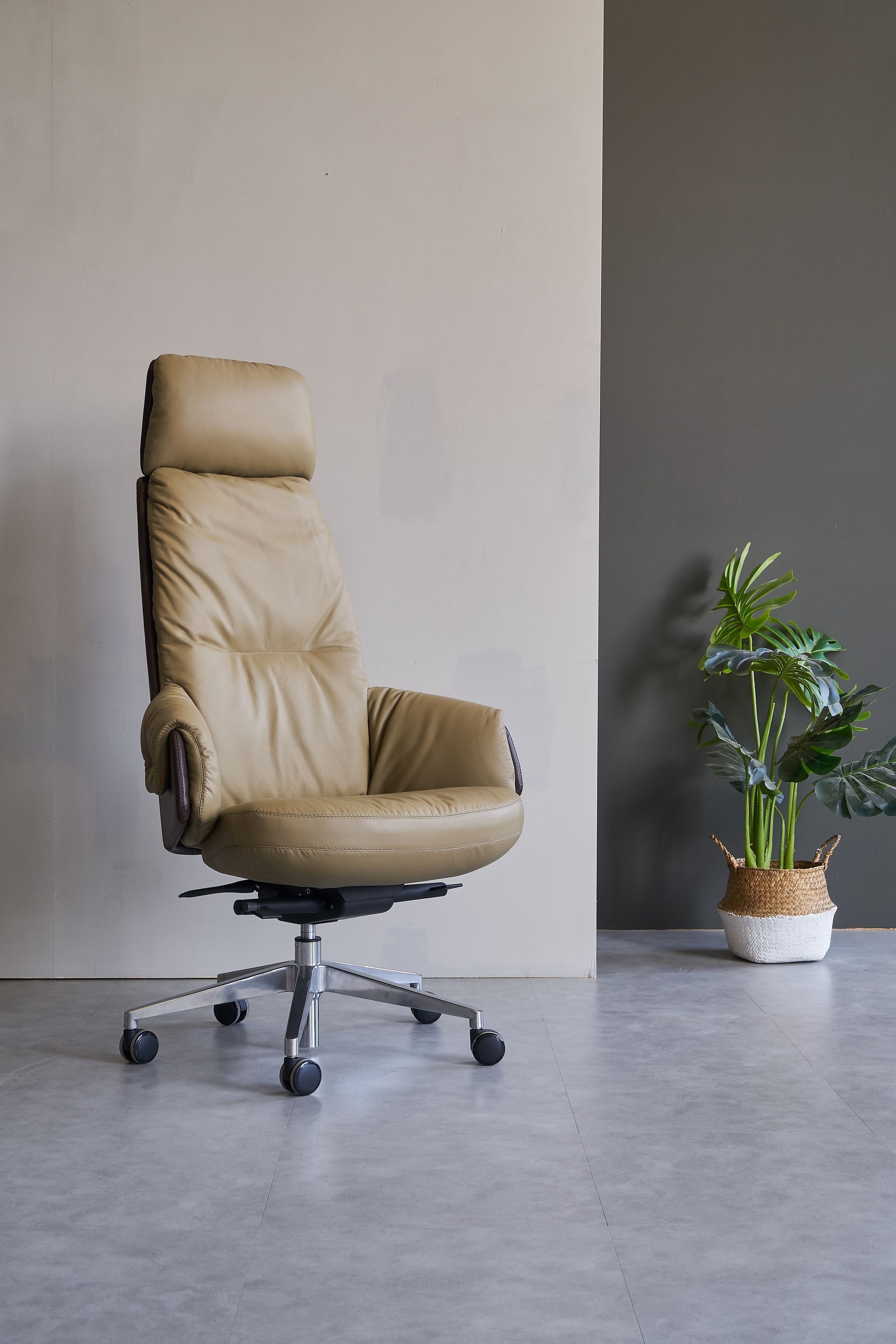 LORD Swivel leather executive chair with headrest By grado design ...