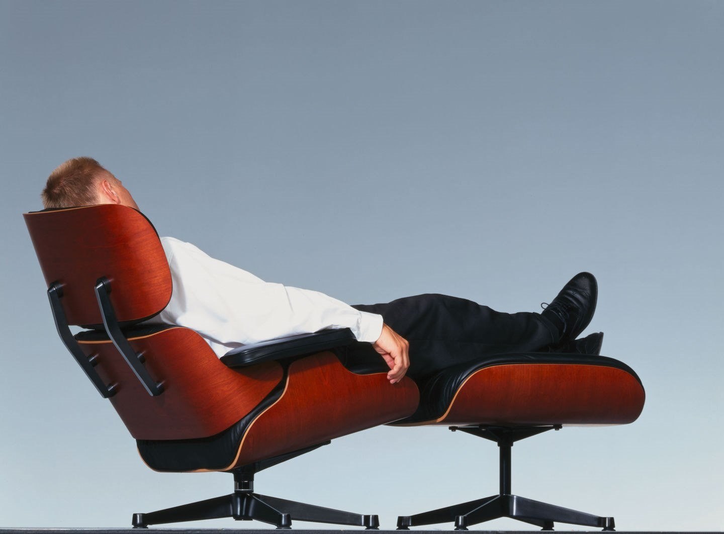 LOUNGE CHAIR & OTTOMAN PALISSANDRO armchair By Vitra design Charles ...