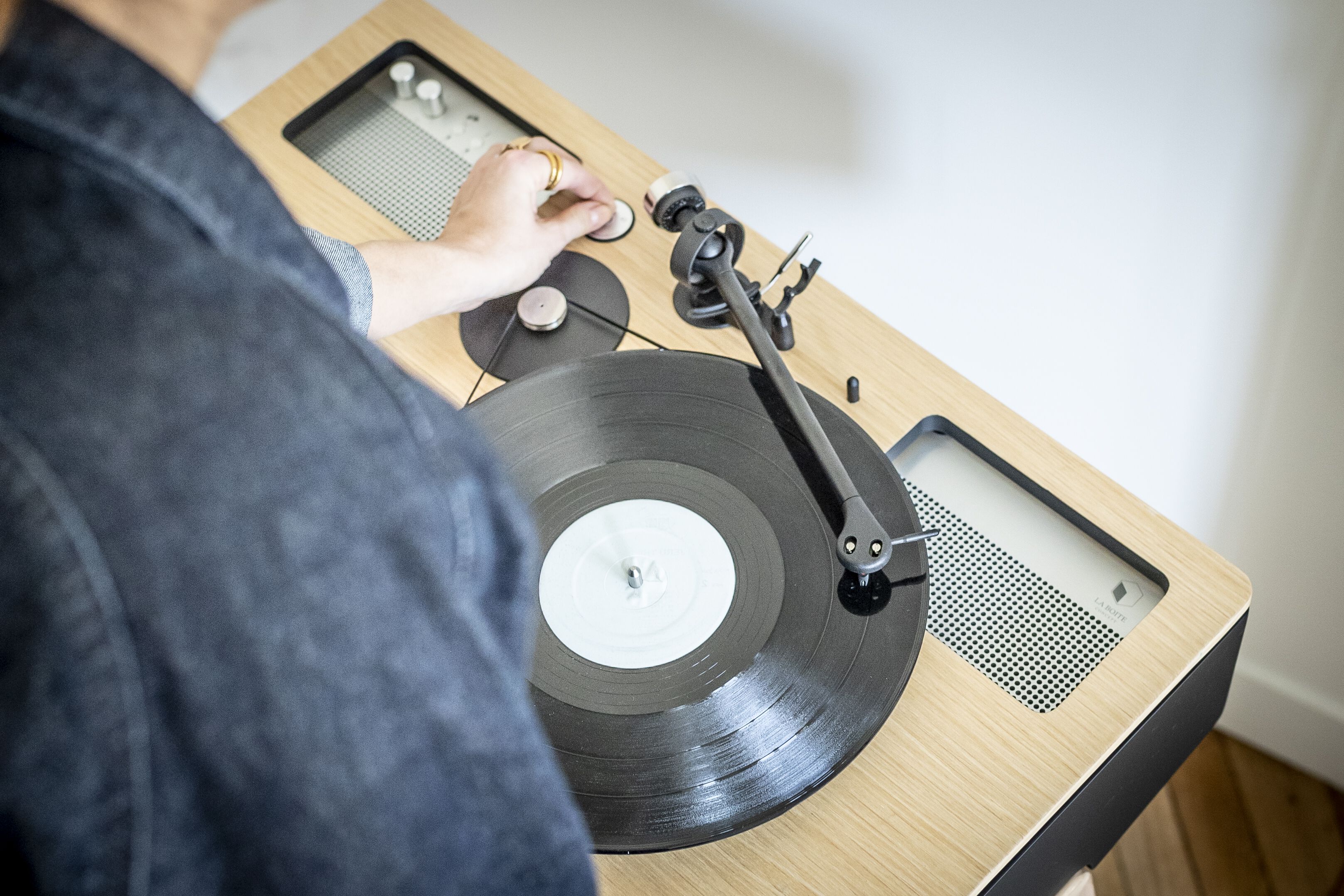 LX TURNTABLE WALNUT Speaker By La Boite concept