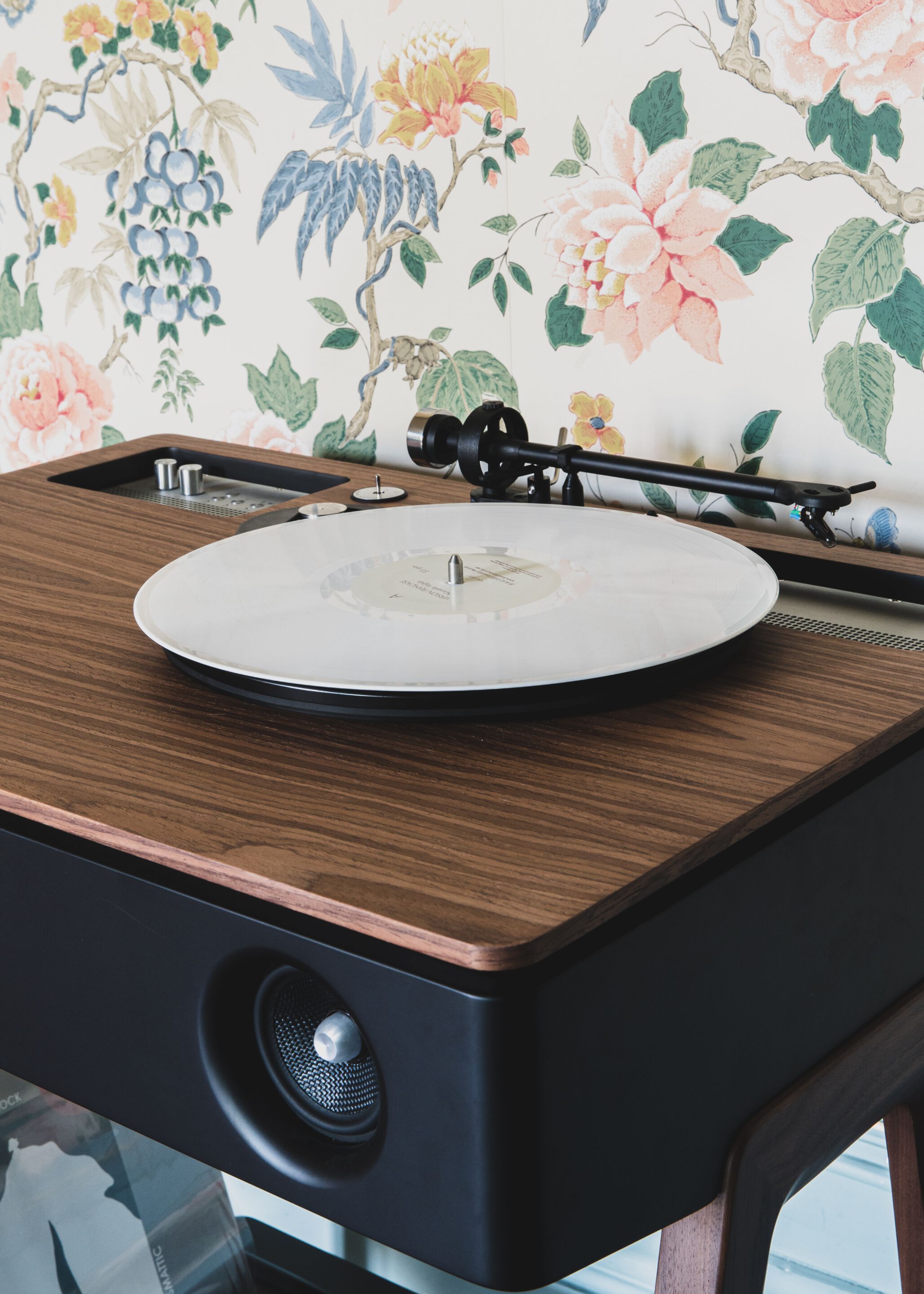 LX TURNTABLE WALNUT Speaker By La Boite concept