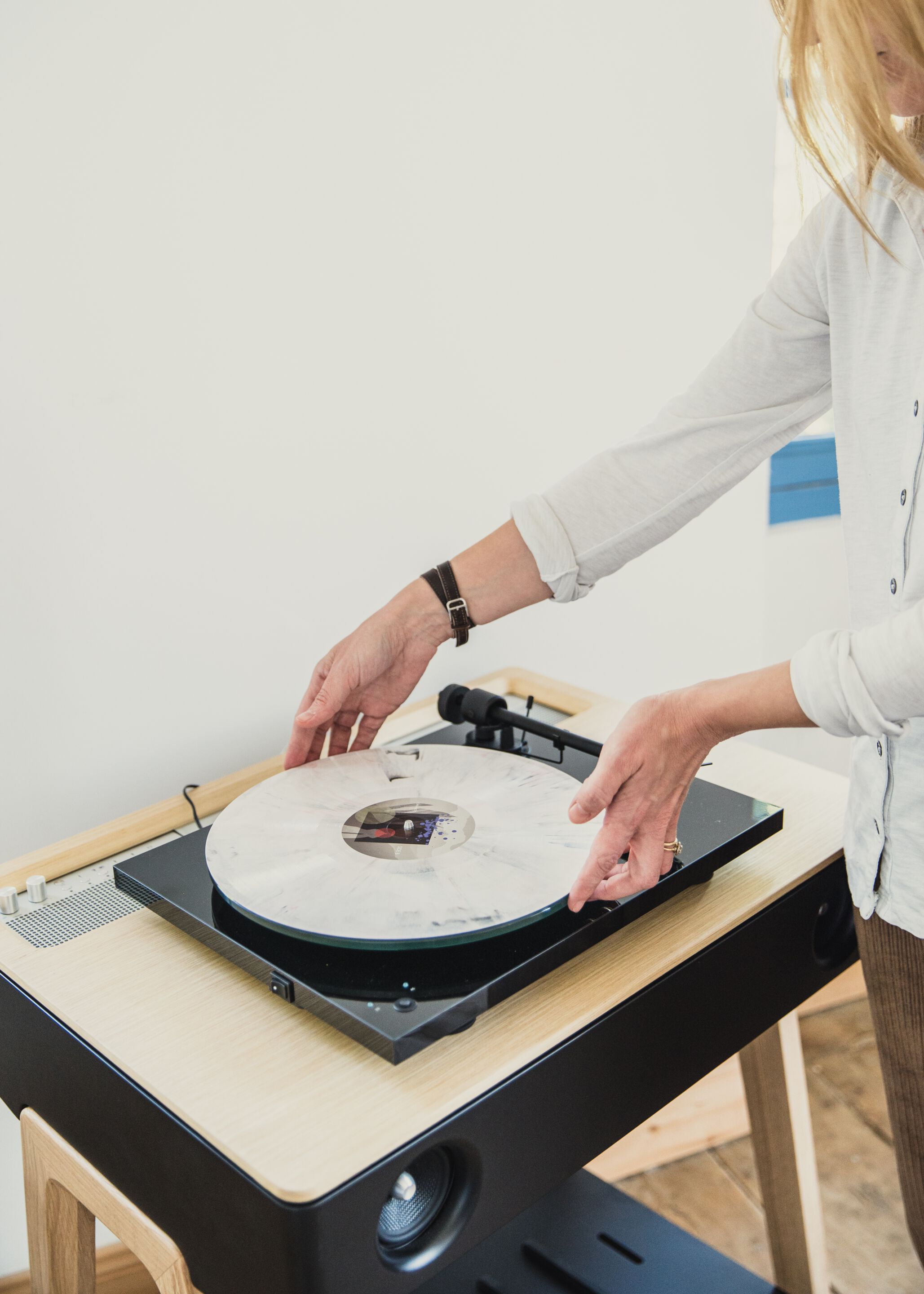 LX TURNTABLE WALNUT Speaker By La Boite concept