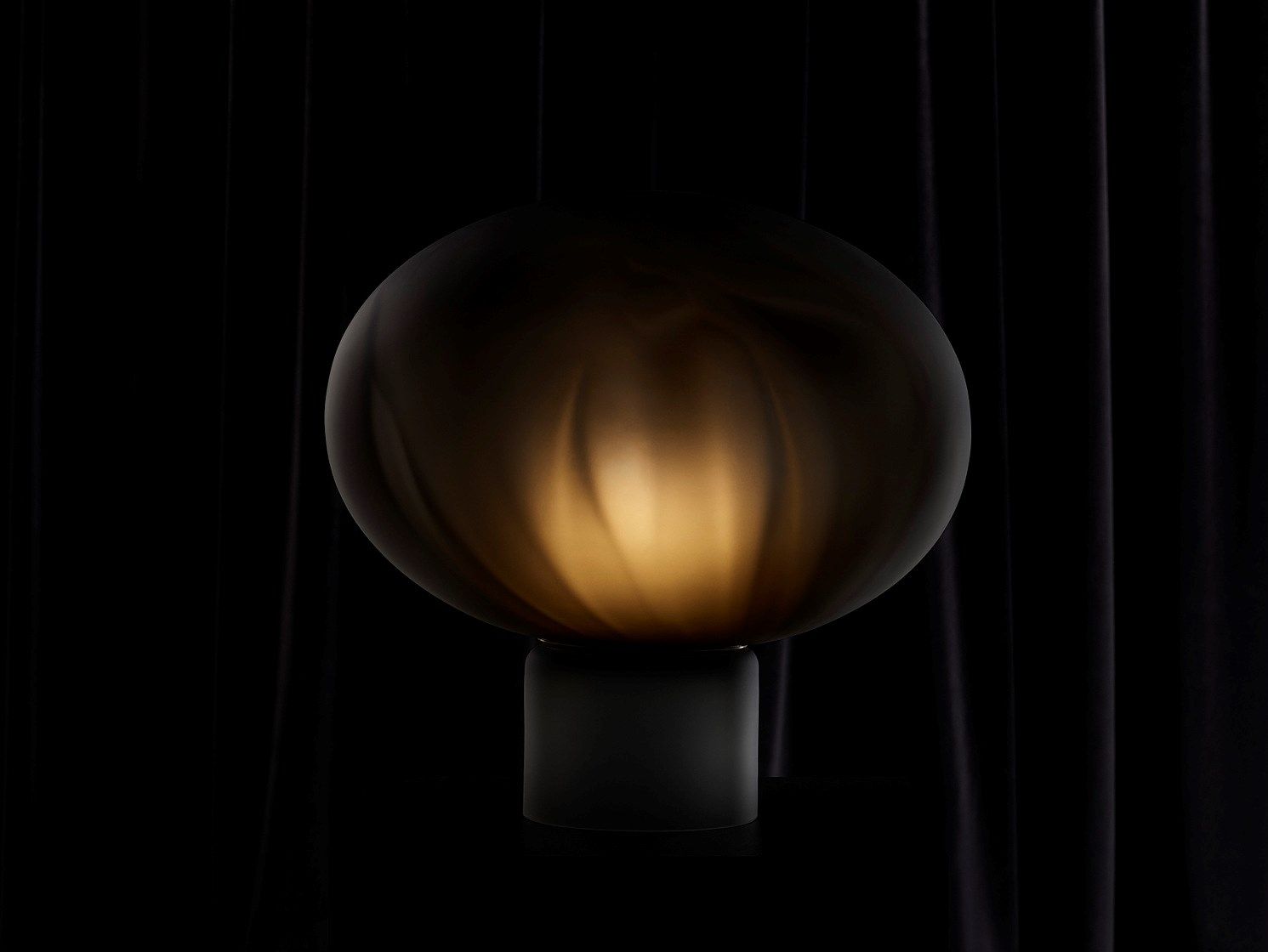 MÉNE | LED table lamp By Ross Gardam