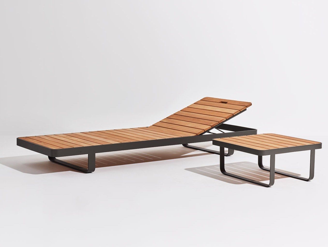 MAKEMAKE Recliner teak sun lounger By Terraforma | design studioPANG