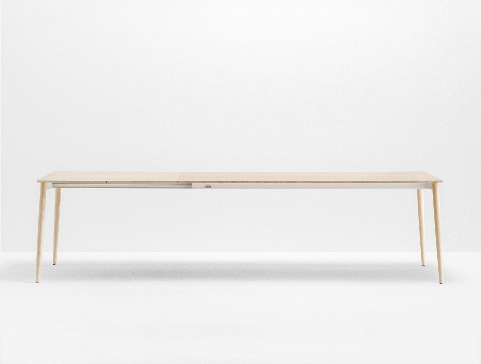 MALMÖ TML | Table Extending rectangular ash table By Pedrali