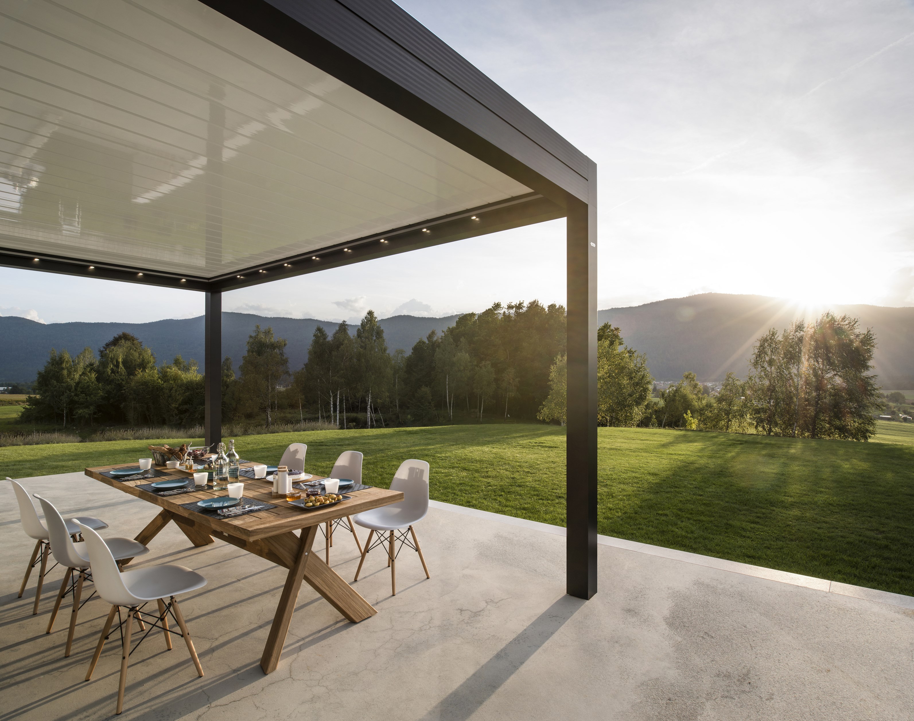 Pergola addossata a lamelle orientabili TWIST | Pergola addossata ...