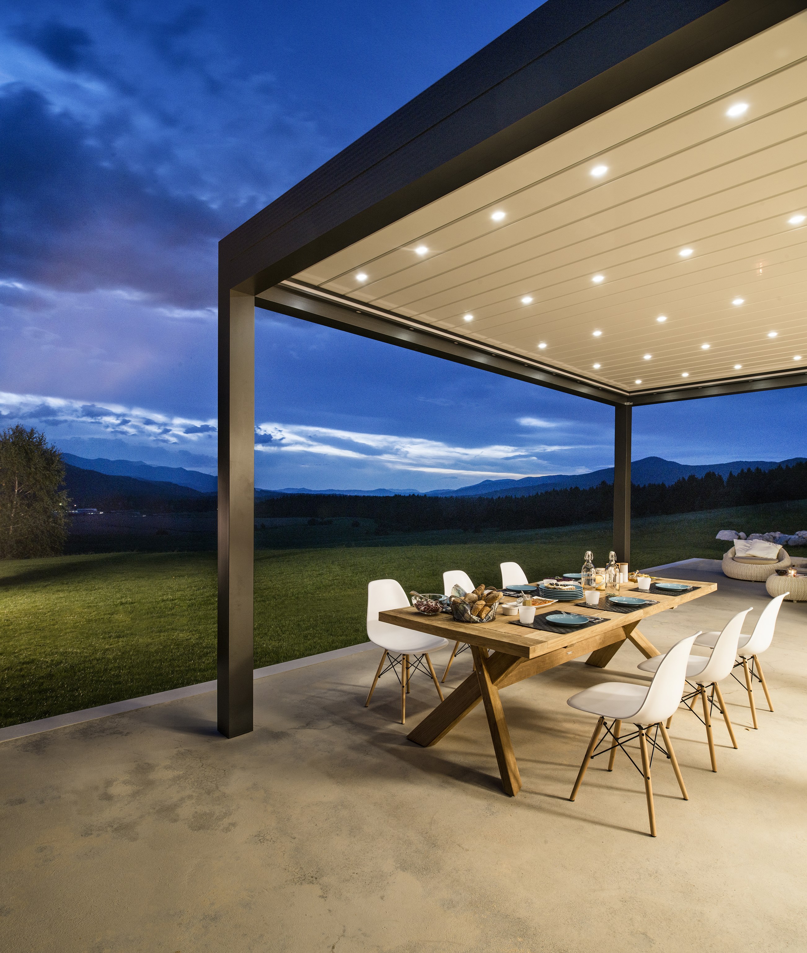 Pergola addossata a lamelle orientabili TWIST | Pergola addossata ...