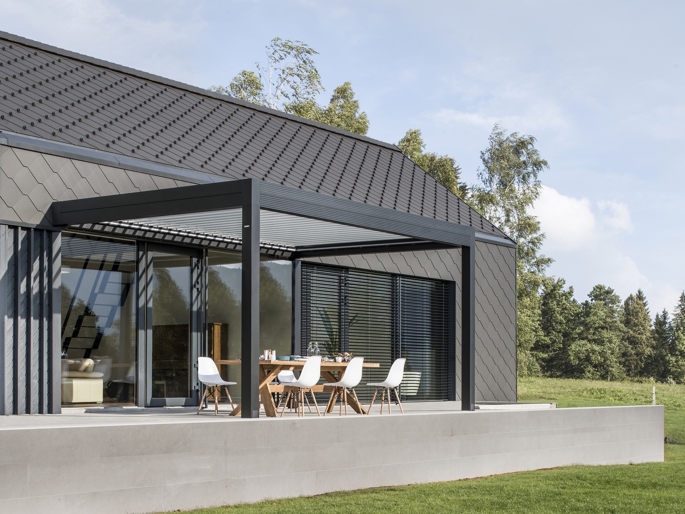 Pergola addossata a lamelle orientabili TWIST | Pergola addossata ...
