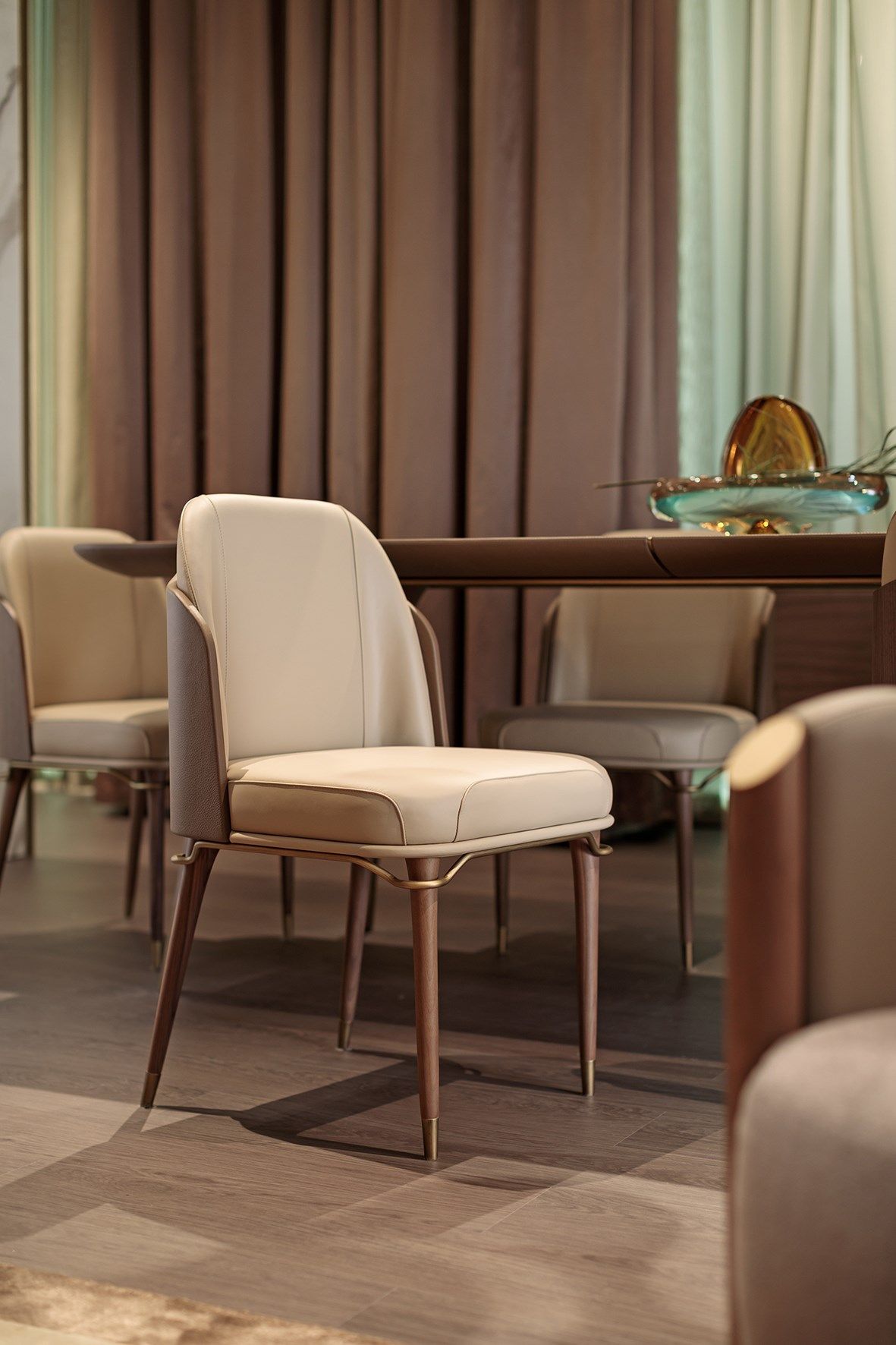 MELTING LIGHT Upholstered leather chair By Turri