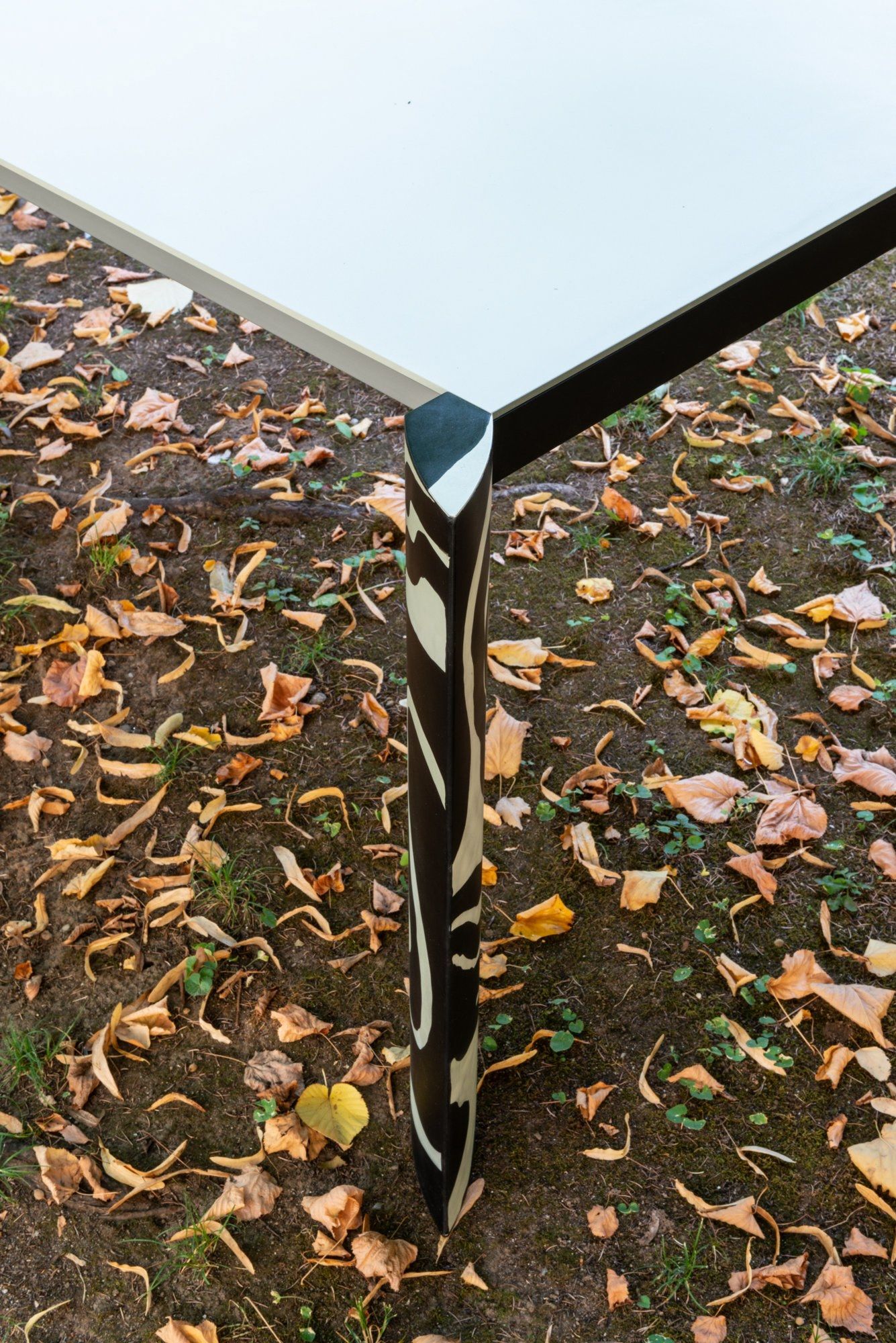 Extending recycled aluminium table with corn paper legs METAVERSO By ...