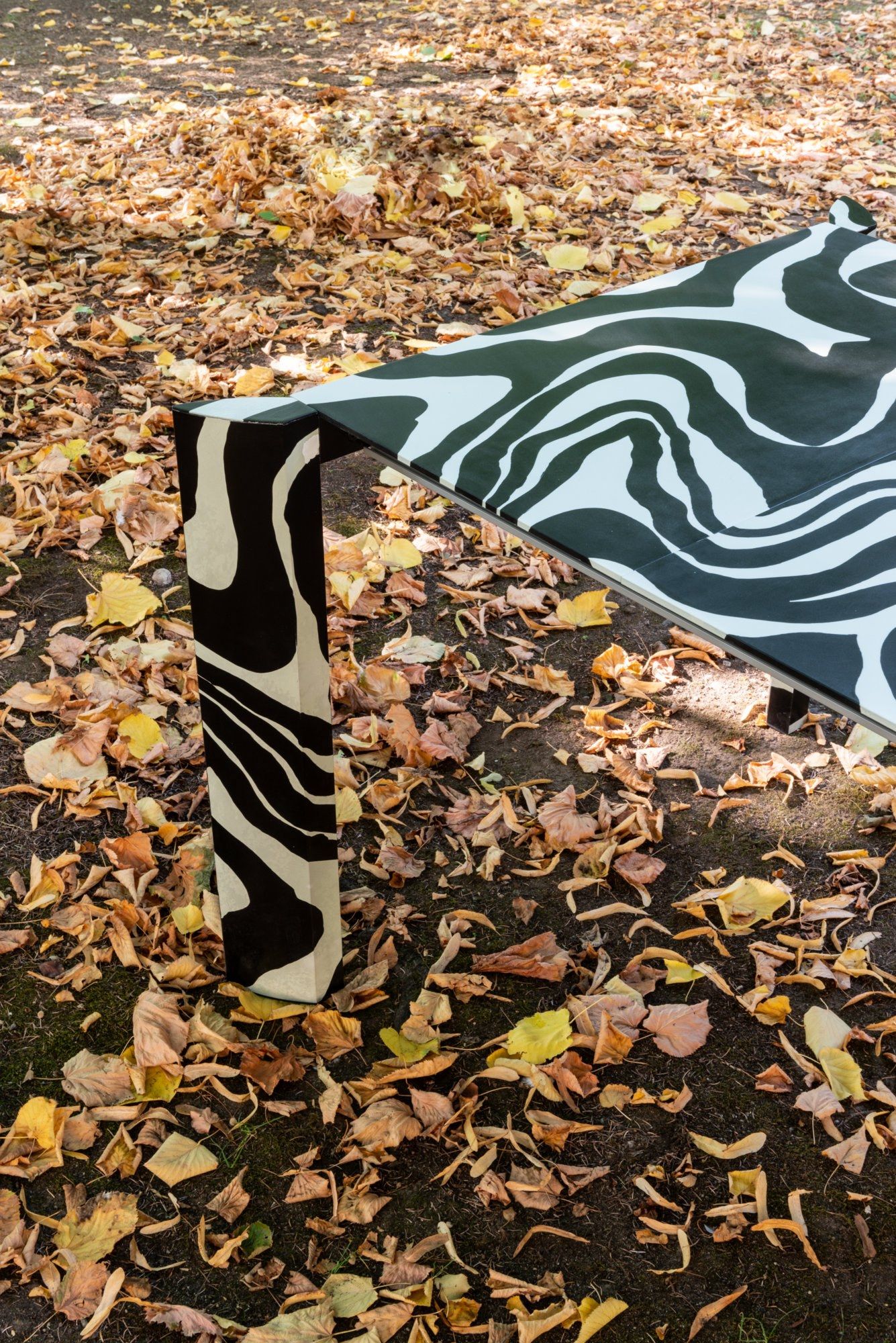 Extending recycled aluminium table with corn paper legs METAVERSO By ...