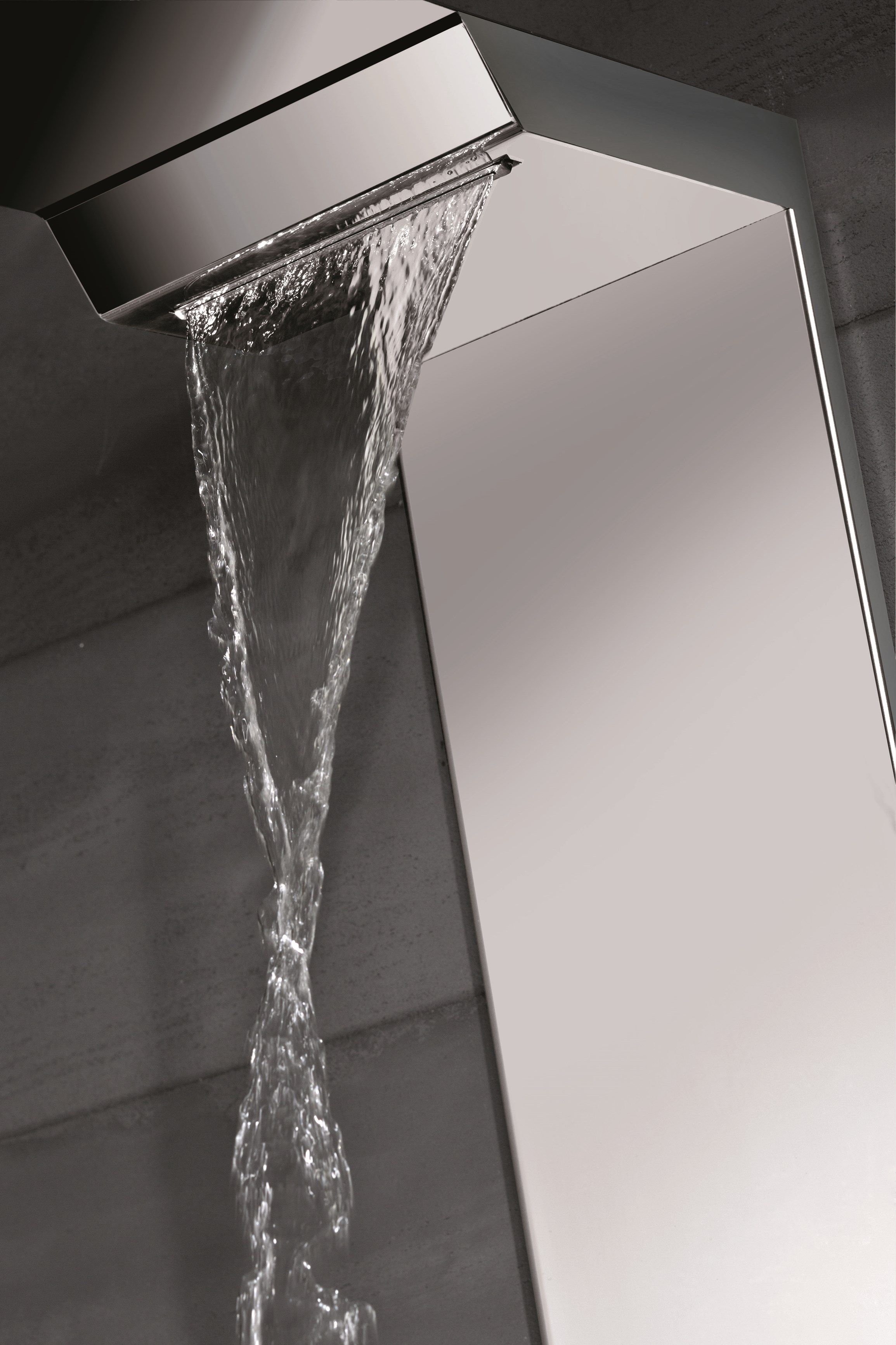 SHOWER COLUMNS | Thermostatic shower panel By newform