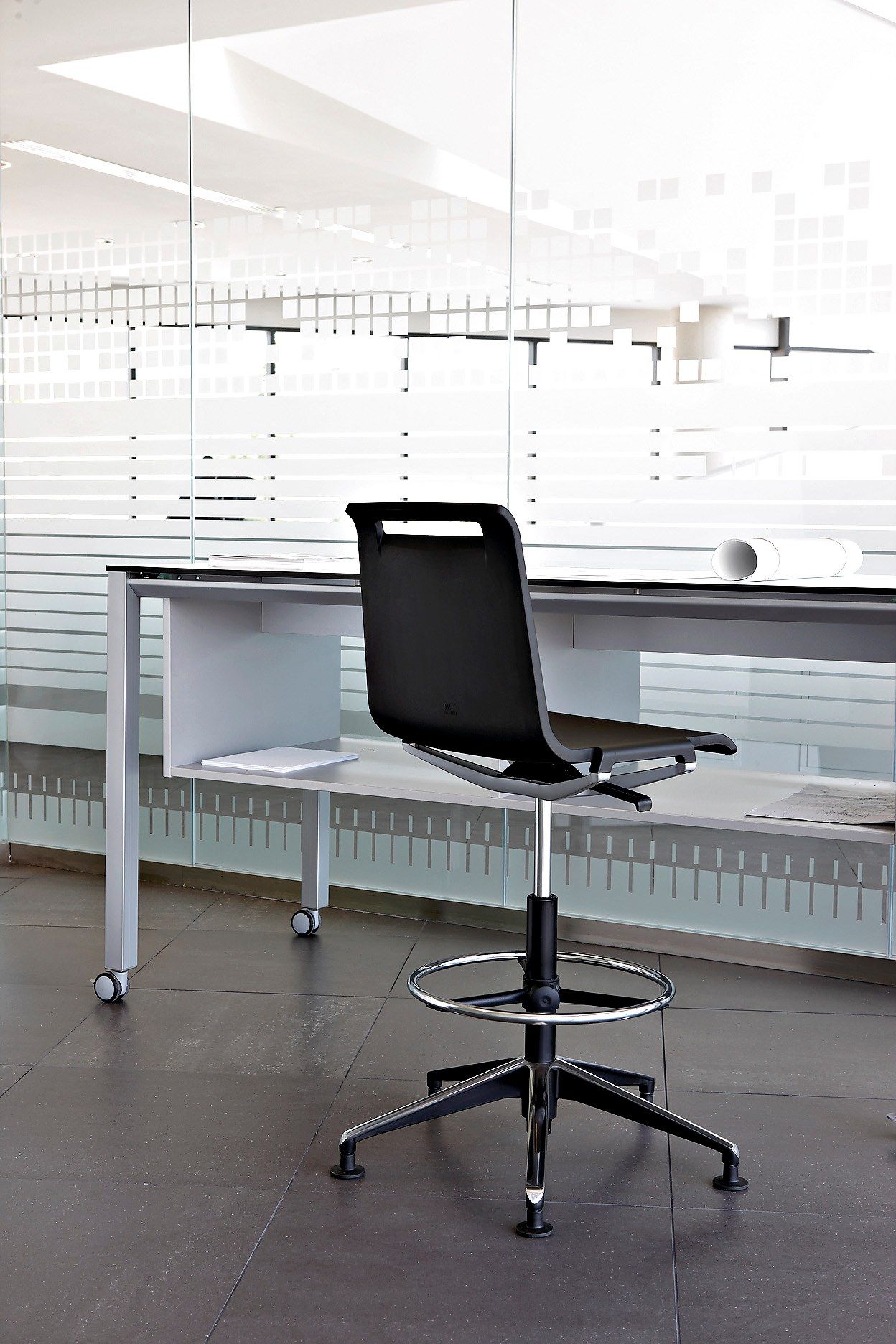MIT | Height-adjustable office stool By ACTIU design Alegre Design